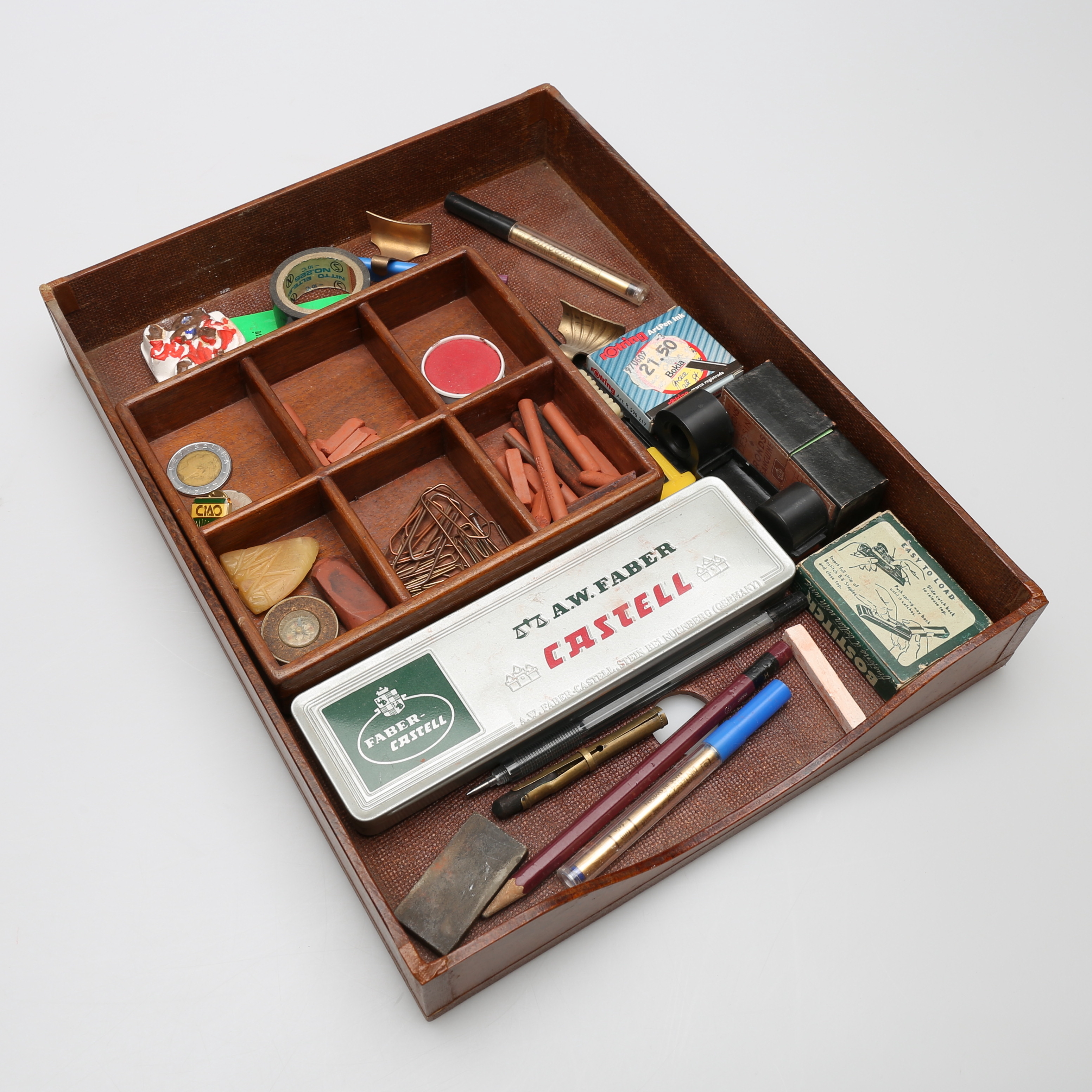 1257104. SVEN HEMMELIN PIIRUSTUSLAATIKKO JA KAMERA. kuvat - Auctionet