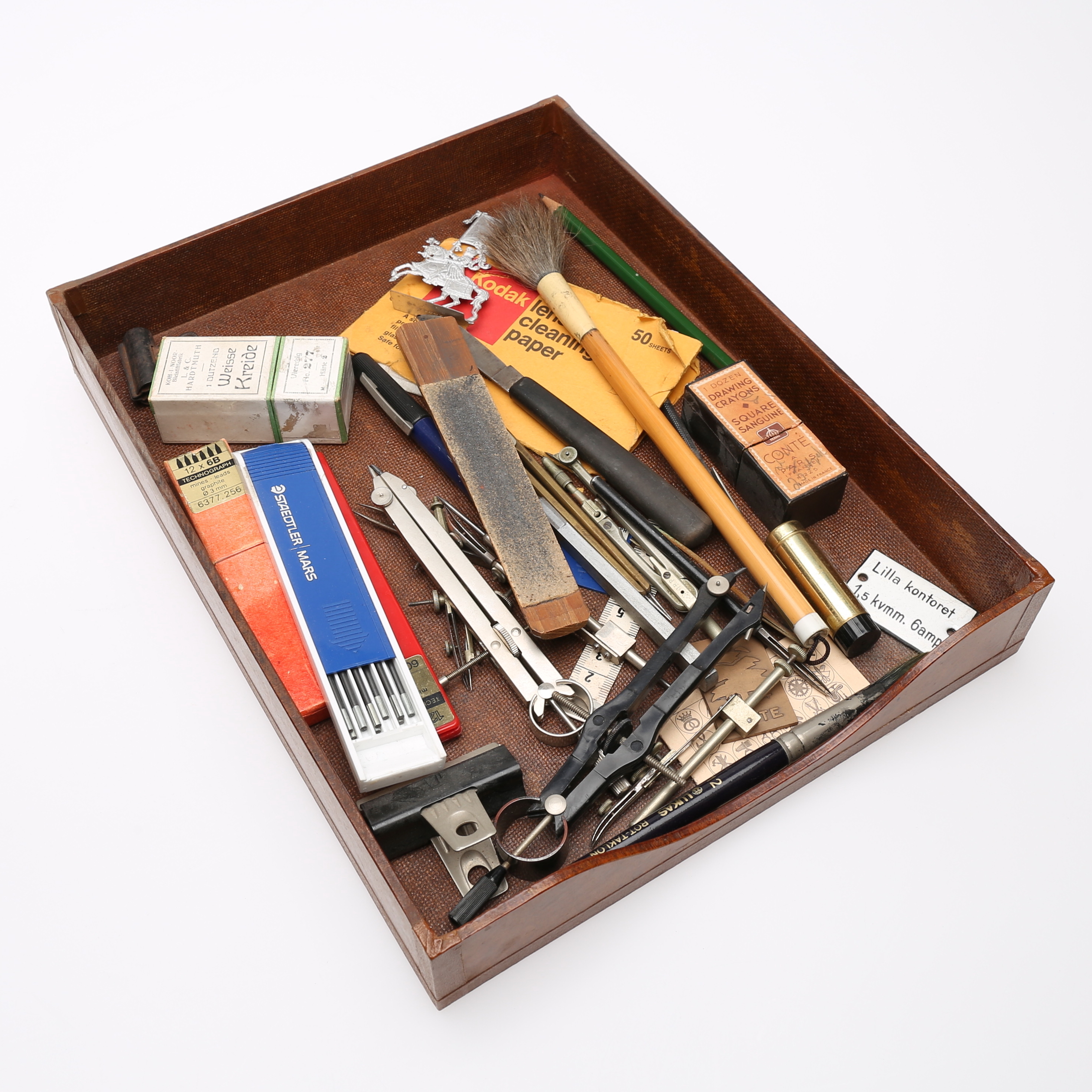 1257104. SVEN HEMMELIN PIIRUSTUSLAATIKKO JA KAMERA. kuvat - Auctionet