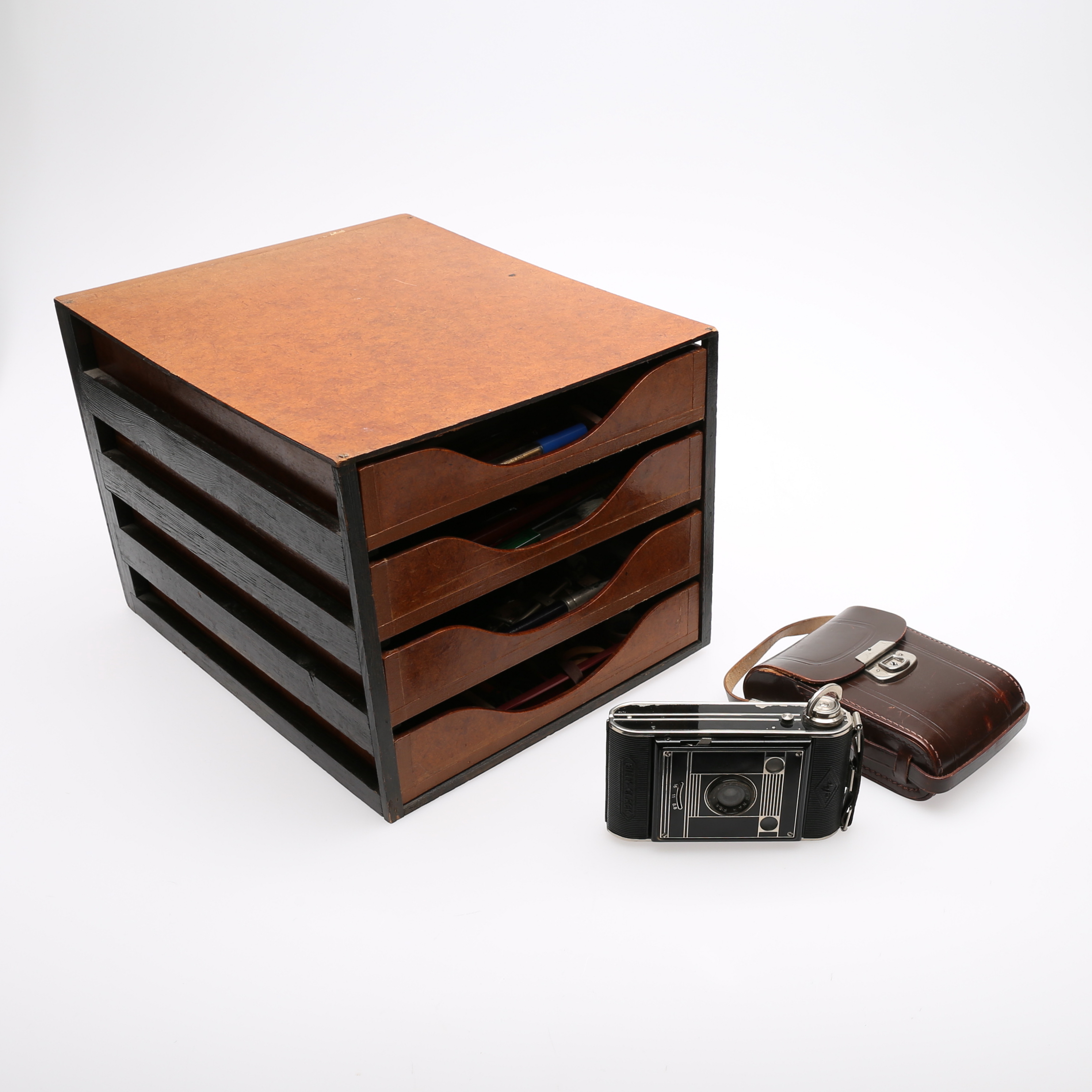 1257104. SVEN HEMMELIN PIIRUSTUSLAATIKKO JA KAMERA. kuvat - Auctionet