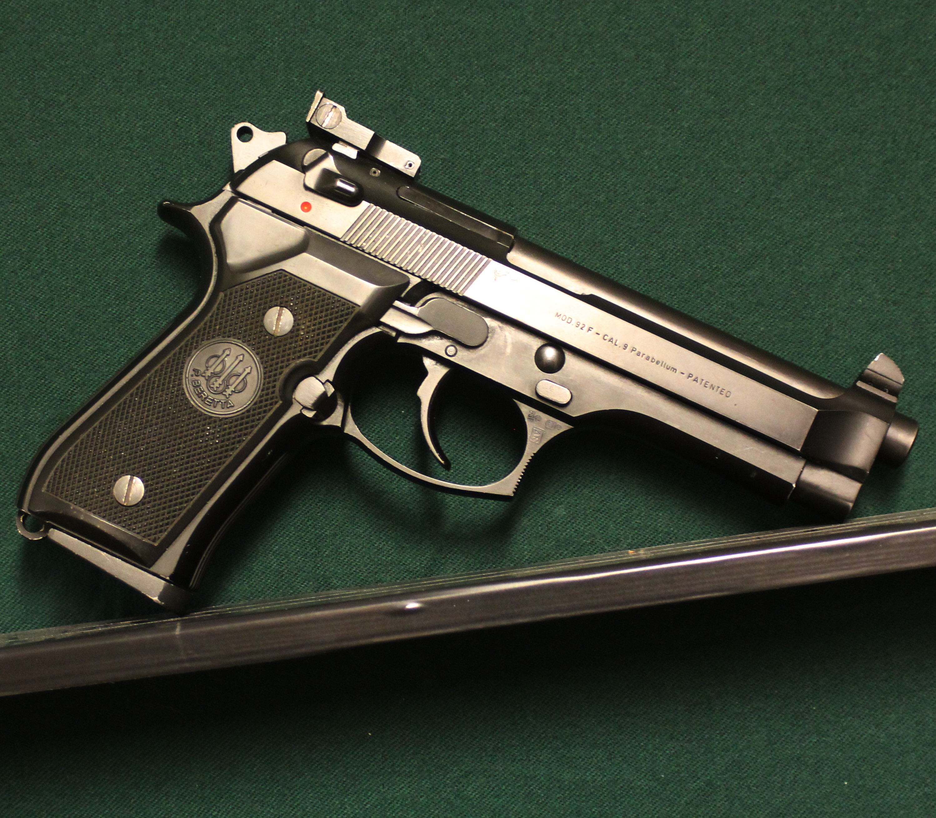 BERETTA. 92F kal. 9x19. Licensvapen - Pistoler - Auctionet
