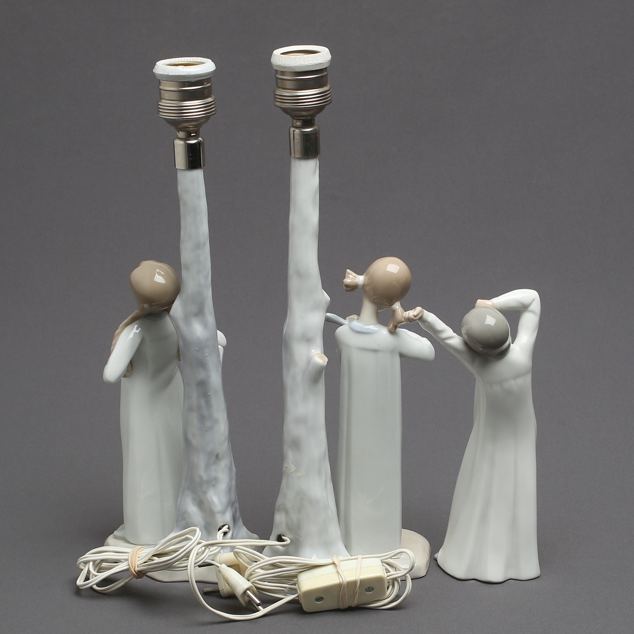 Bilder zu 1340888. TISCHLAMPEN und FIGUR, 3 Teile, Porzellan, Nao ...