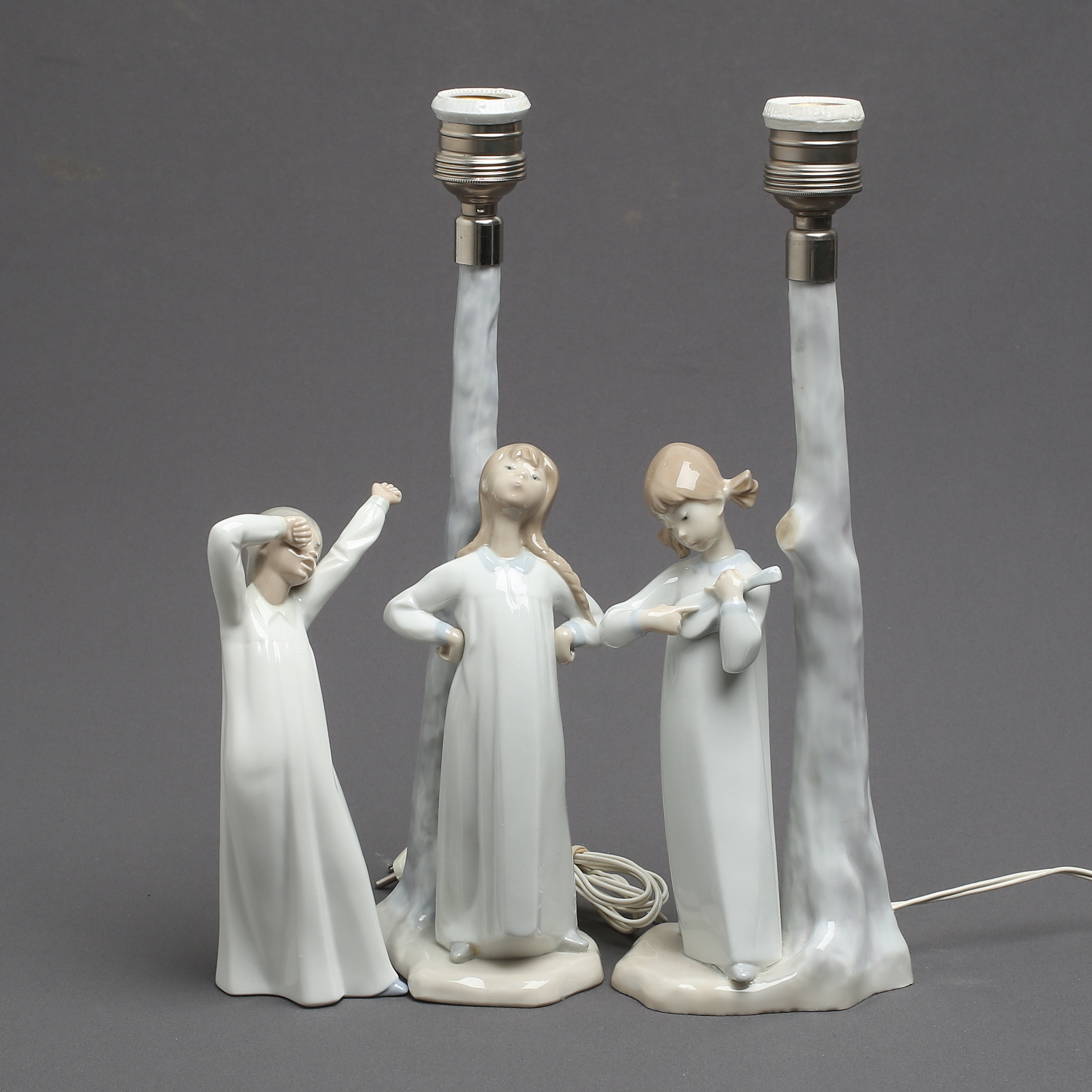 Bilder zu 1340888. TISCHLAMPEN und FIGUR, 3 Teile, Porzellan, Nao ...