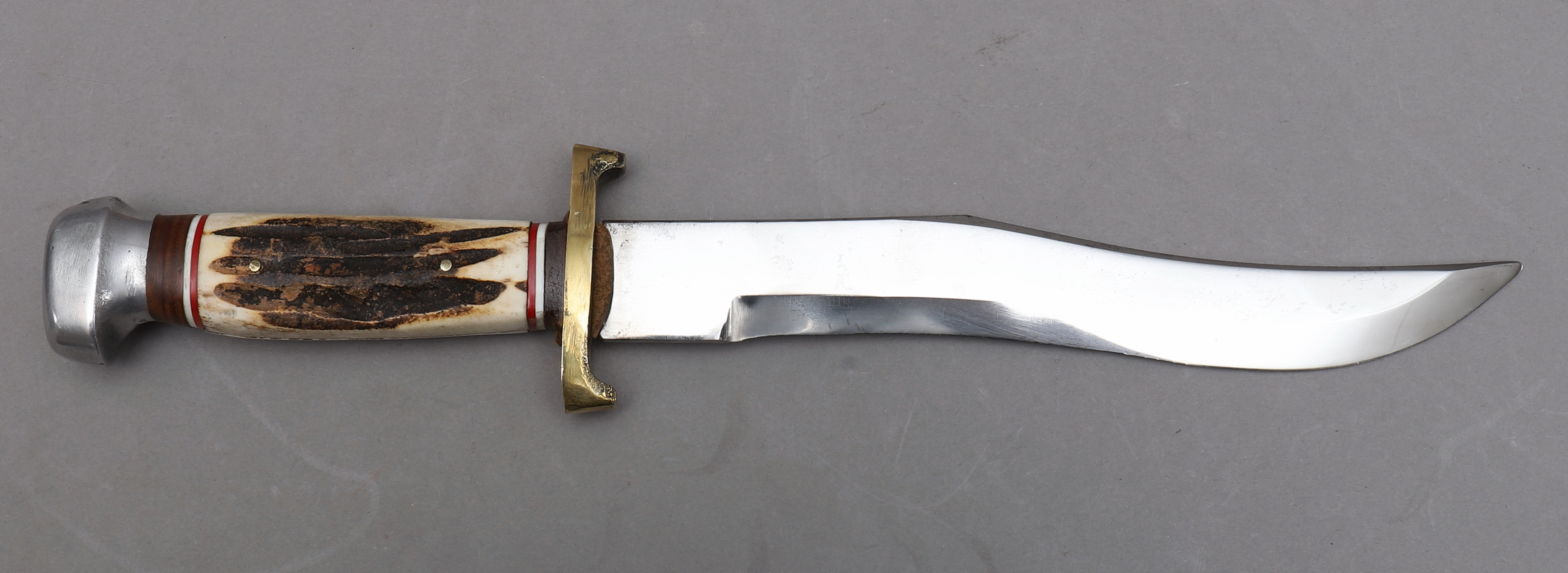 KNIV, handtag i horn, mässing. Vapen & Militaria - Blankvapen - Auctionet