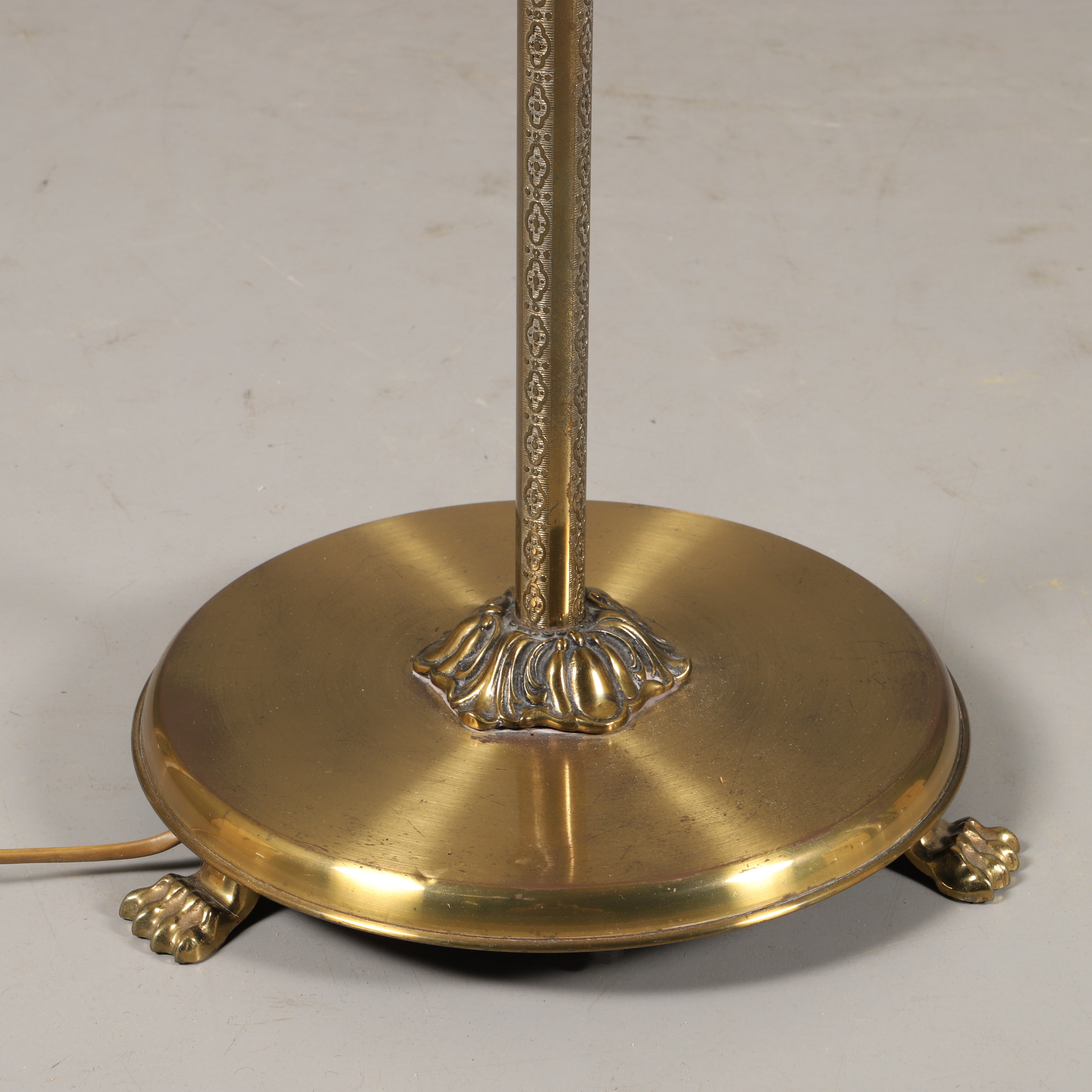 GOLVLAMPA, 2-armad, mässing. Belysning & Lampor - Golvlampor - Auctionet