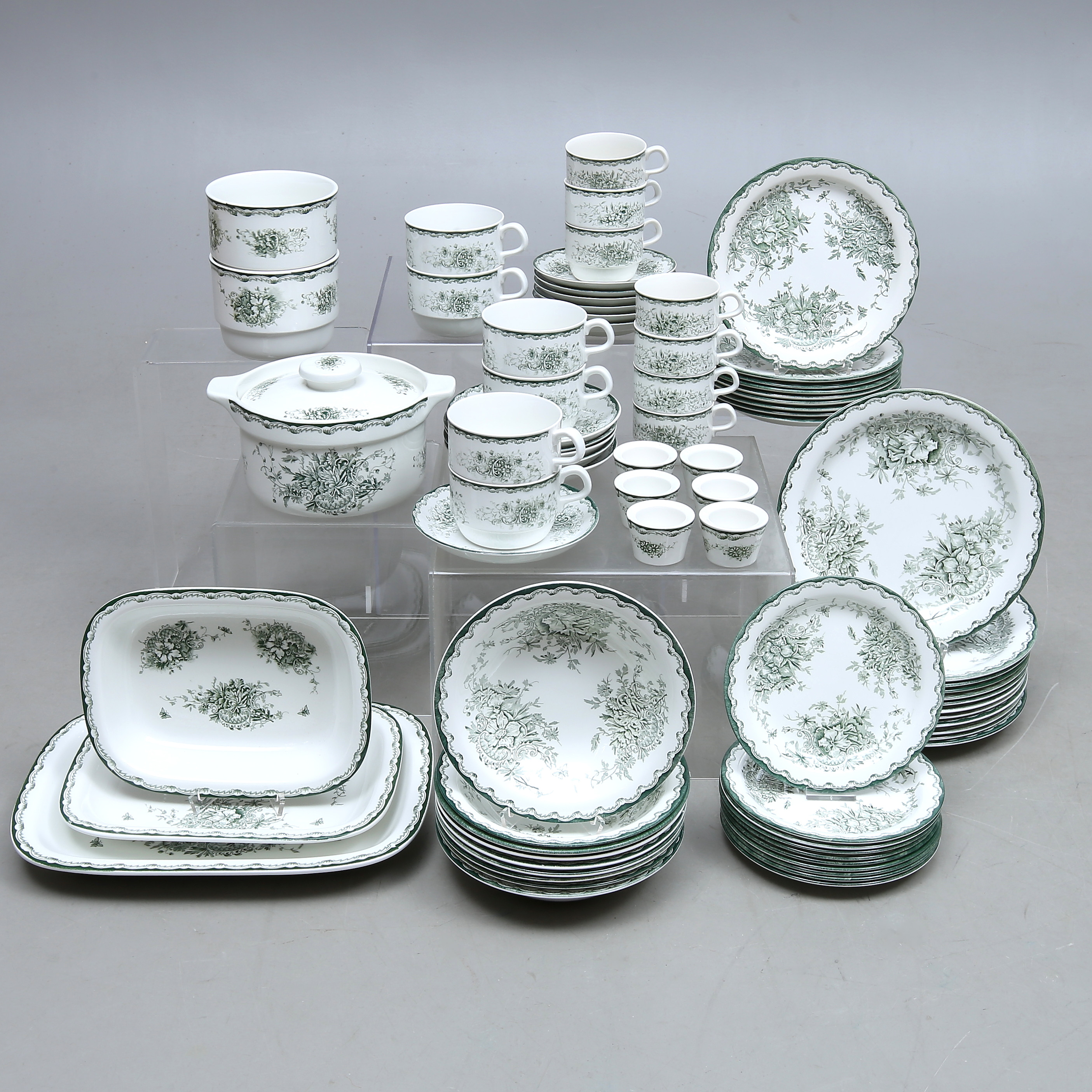 1365141. RUOKA-, KAHVI- JA TEEPALVELUN OSAT, 64 osaa, piikivi, "Grön ...