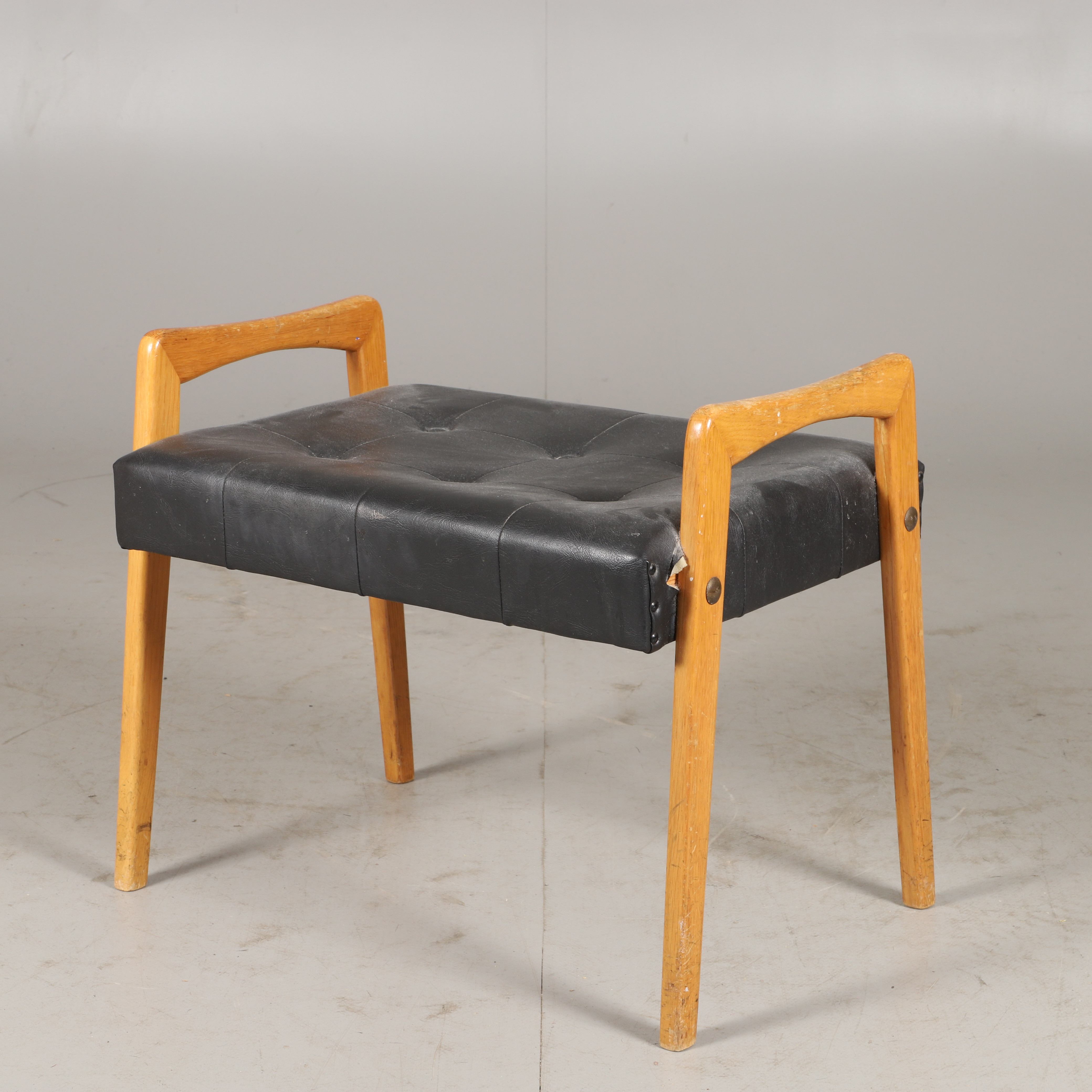 PALL, ek med konsklädsel. Möbler - Fåtöljer & Stolar - Auctionet