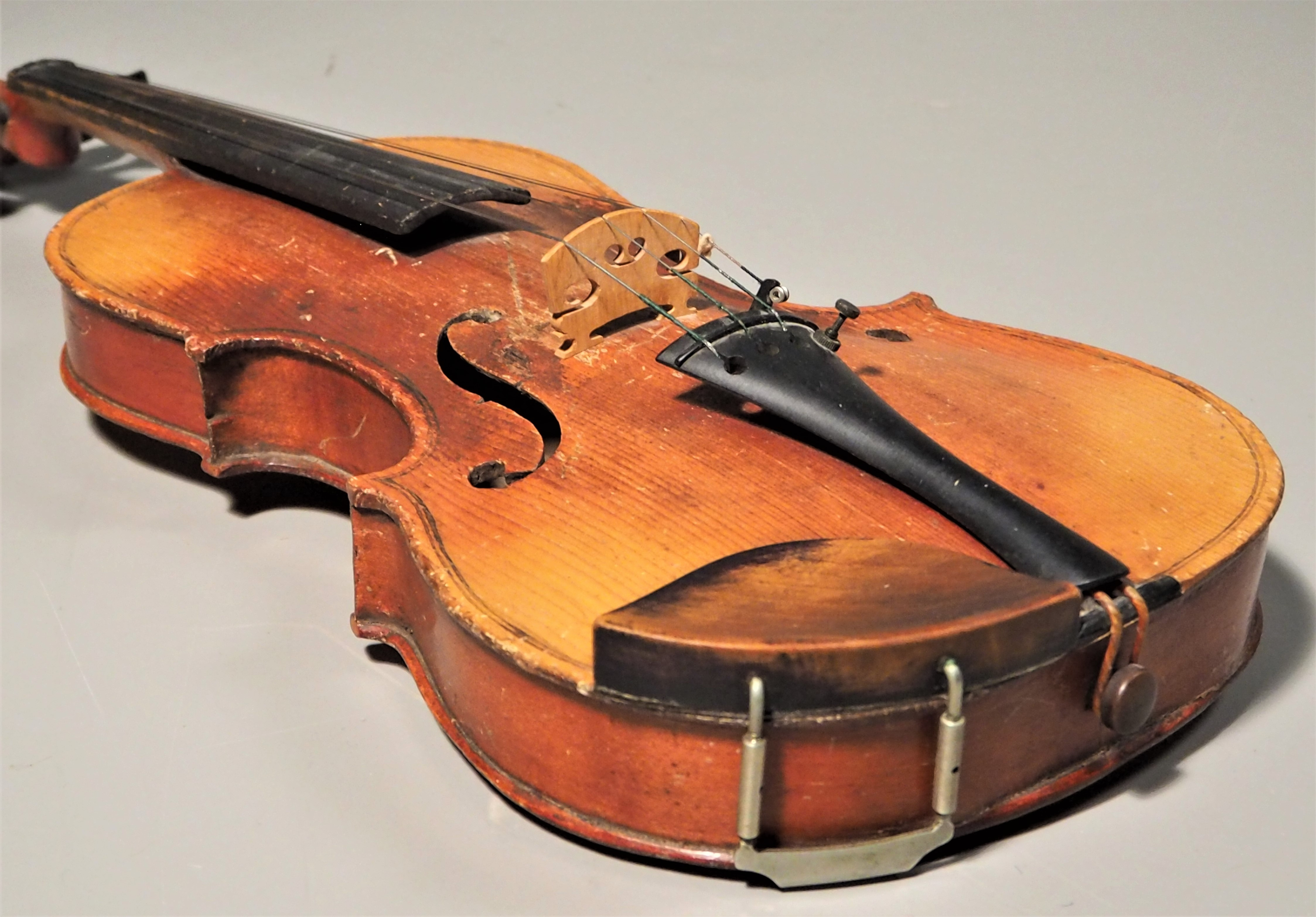 FIOL MED STRÅKE, 18/1900-tal. Övrigt - Musikinstrument - Auctionet