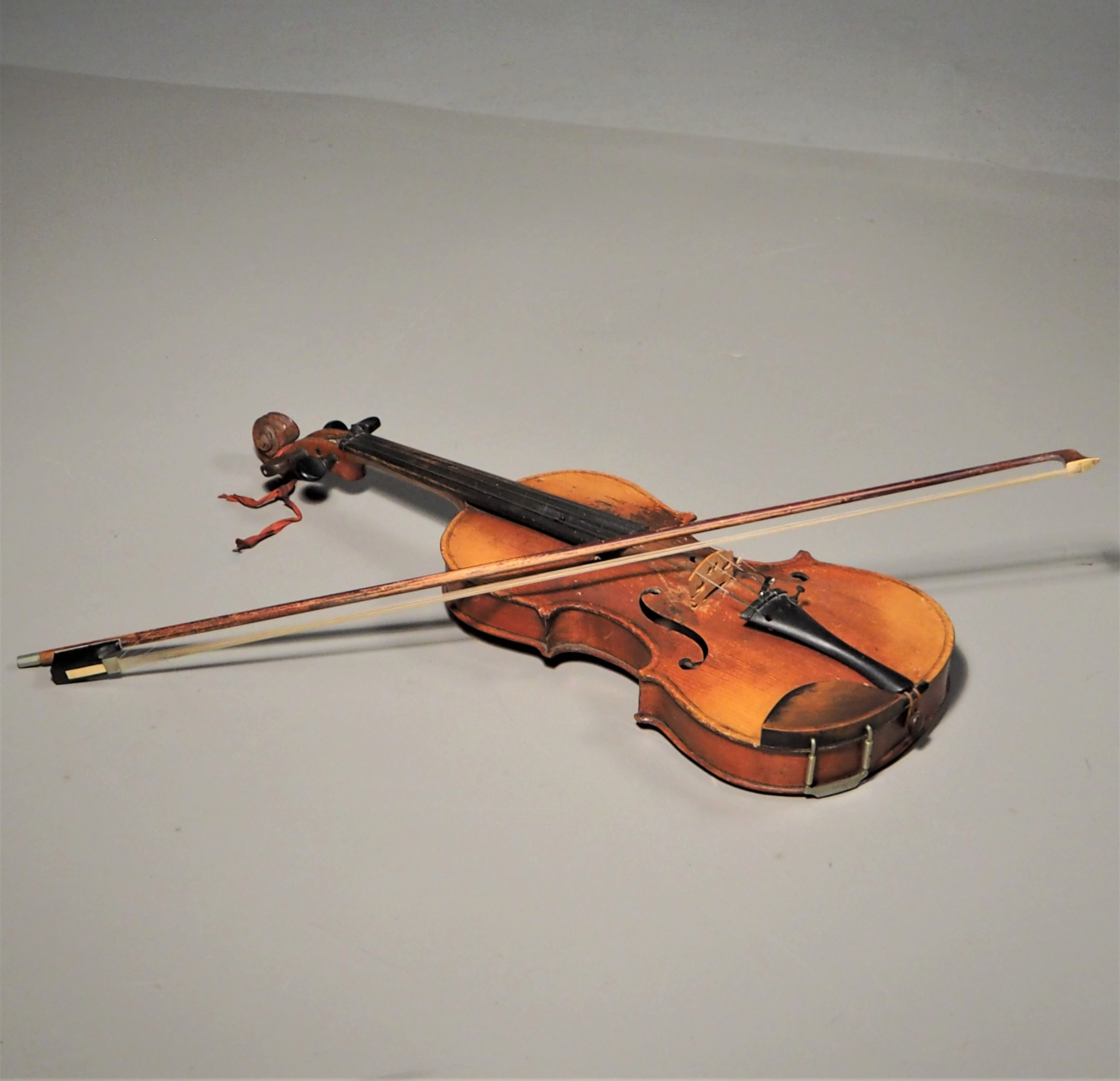 FIOL MED STRÅKE, 18/1900-tal. Övrigt - Musikinstrument - Auctionet