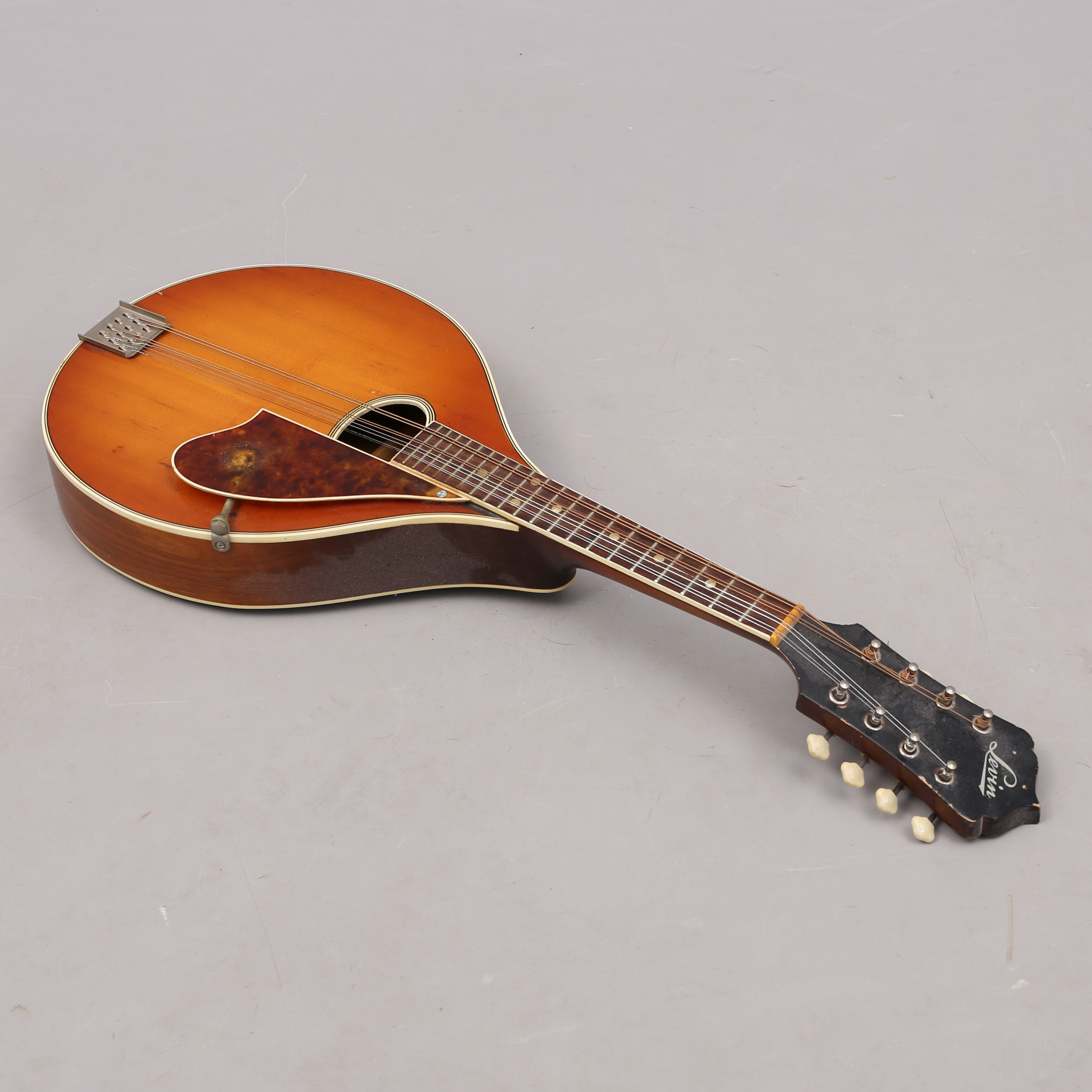 MANDOLIN, Levin, 1900-tal. Samlarföremål - Musikinstrument - Auctionet