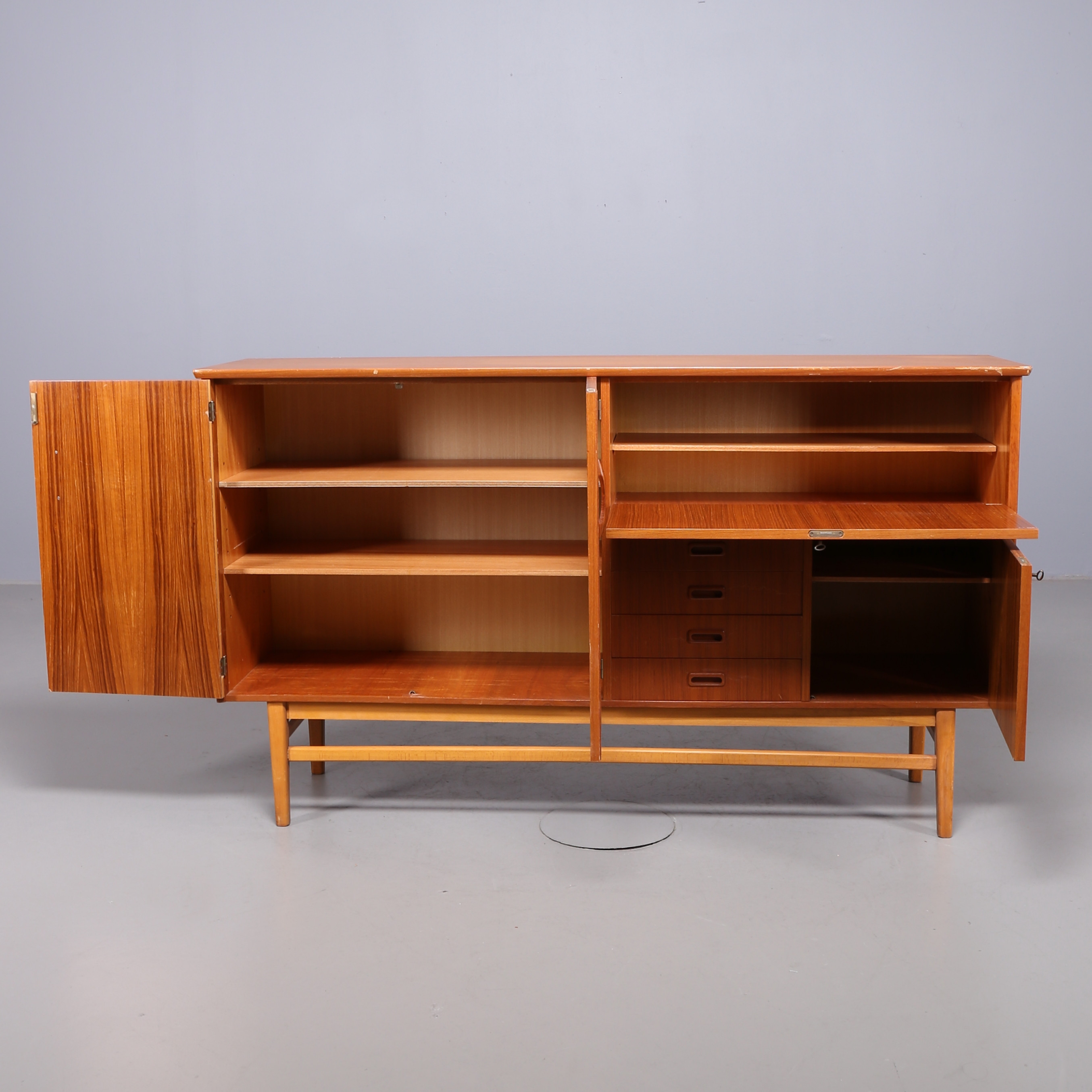 SIDEBOARD, teak, 1950/60-tal. Möbler - Skåp & Hyllor - Auctionet