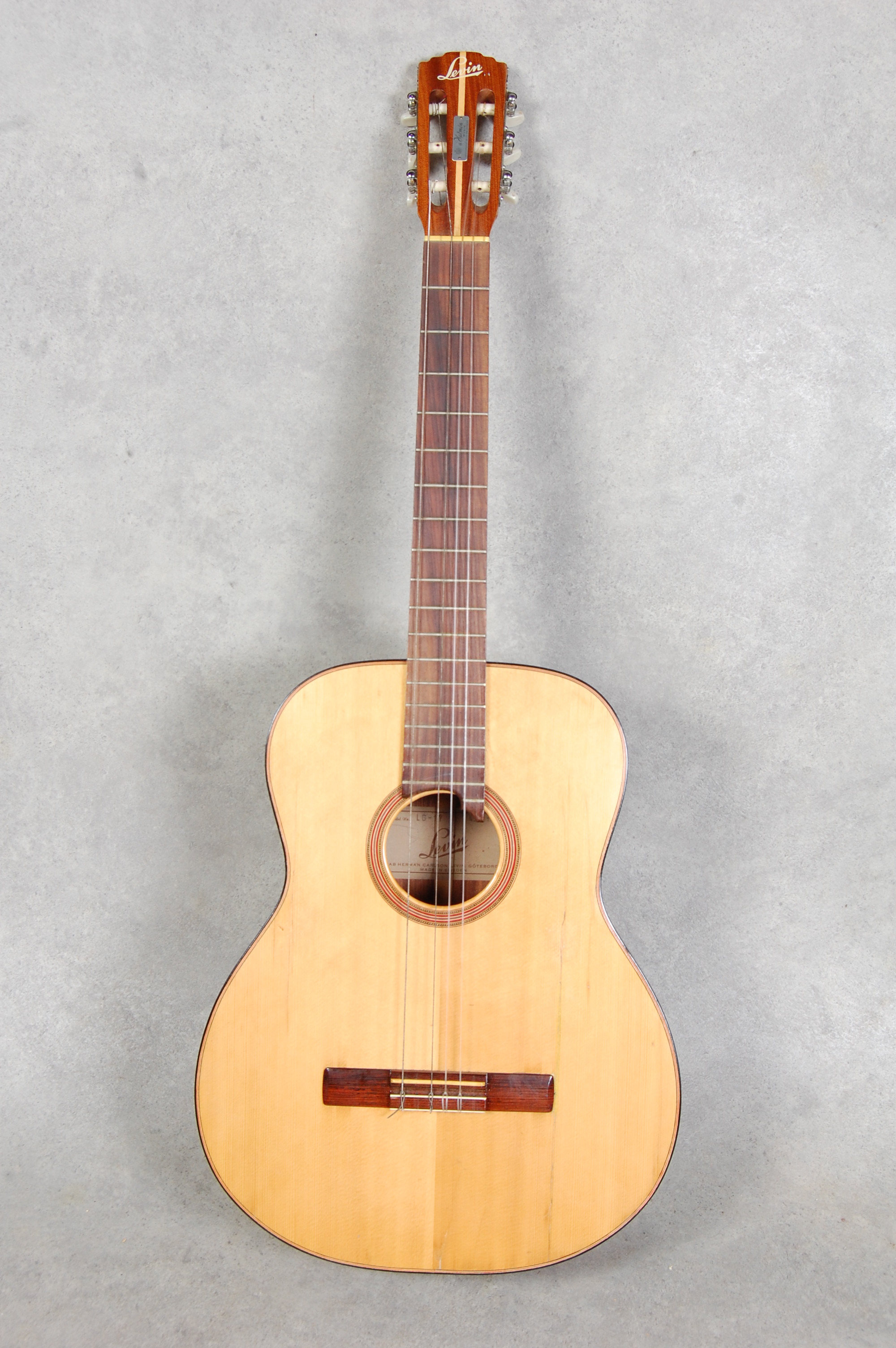 GITARR, Levin. Samlarföremål - Musikinstrument - Auctionet