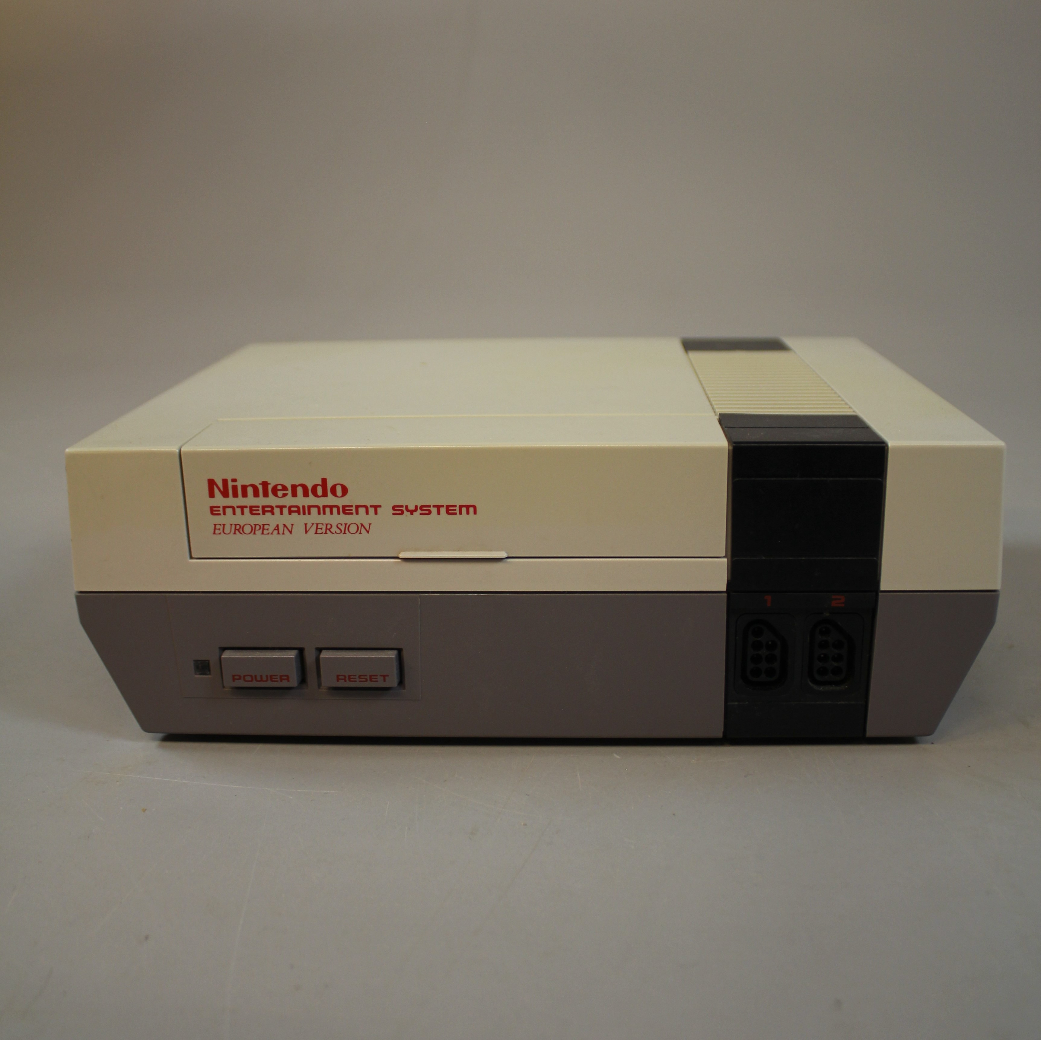 Bilder zu 1513684. SPIELKONSOLE Nintendo 8-Bit mit 2 Controllern in ...