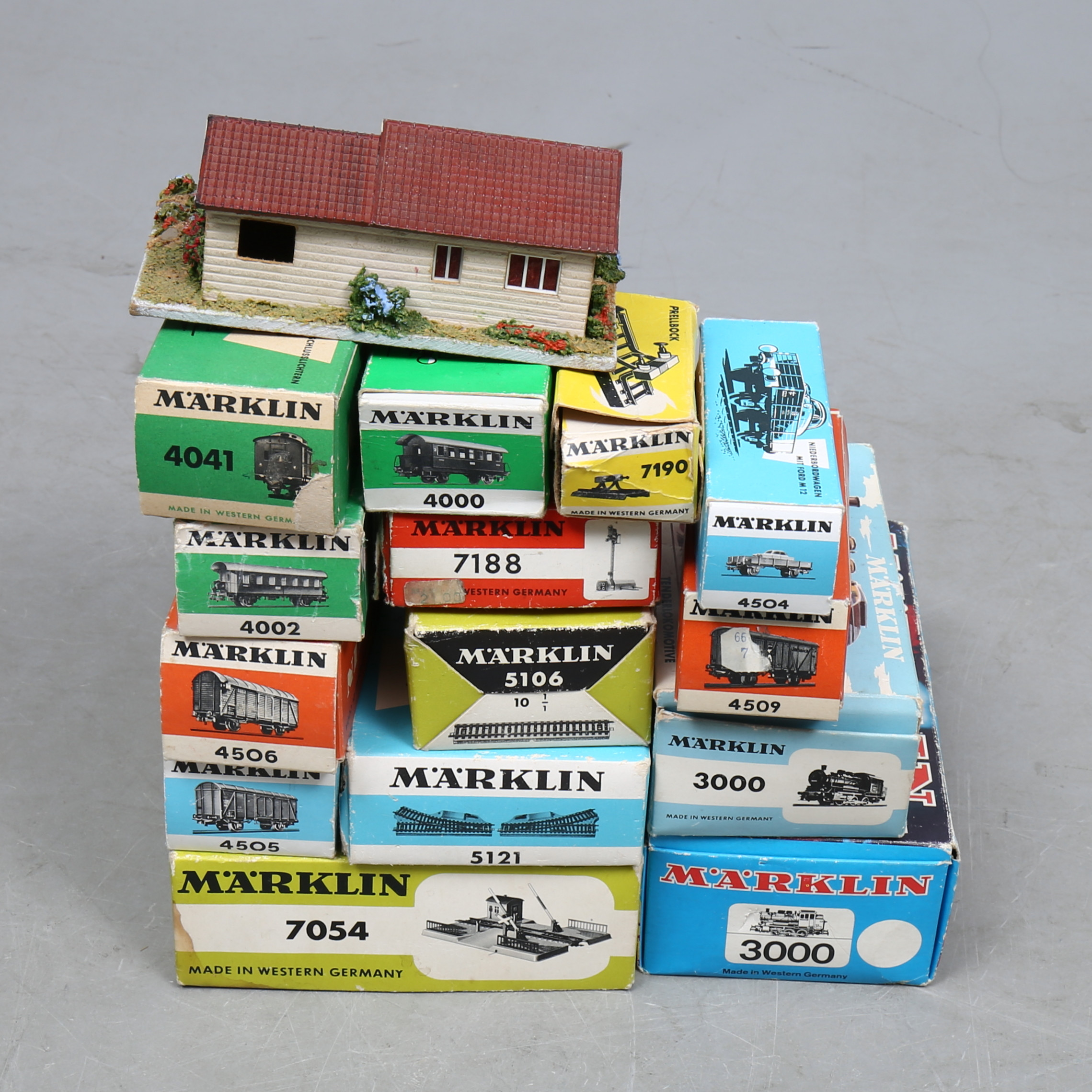 Images for 1535557. MÄRKLIN 3 locomotives, 15 wagons, rails, etc ...