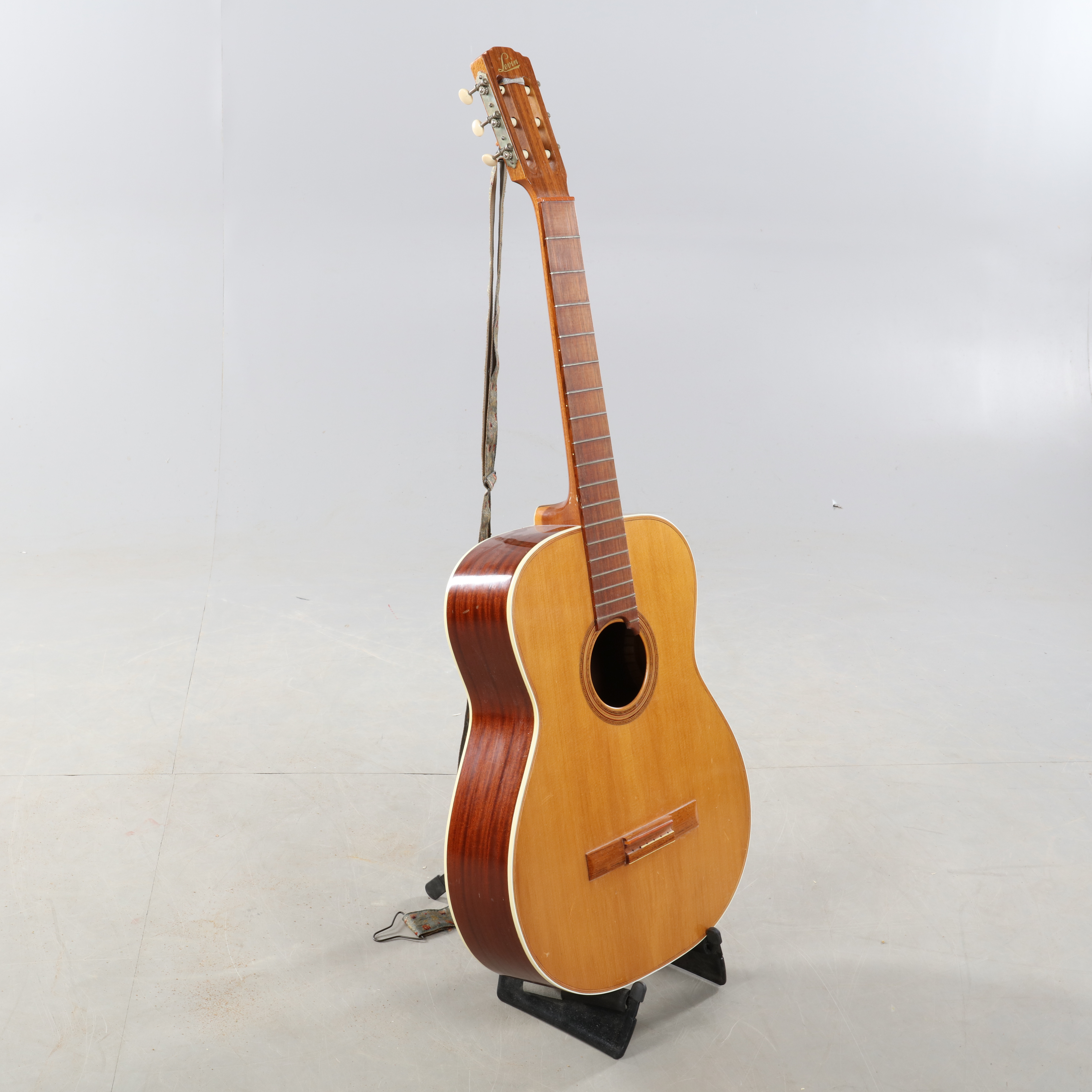 GITARR, Levin, modell 115. Samlarföremål - Musikinstrument - Auctionet