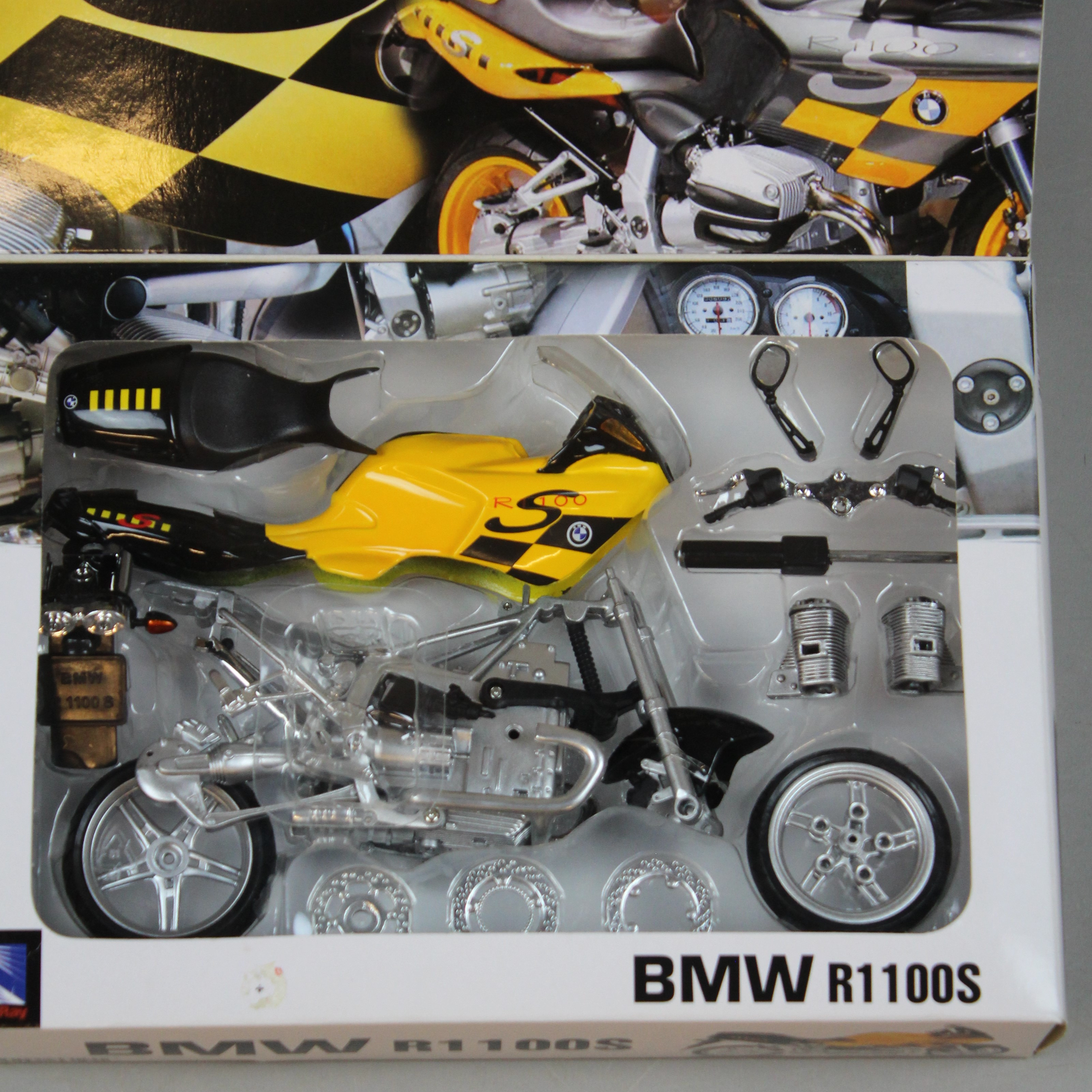Images for 1616327. MODEL BUILDING KIT BMW R1100S. - Auctionet