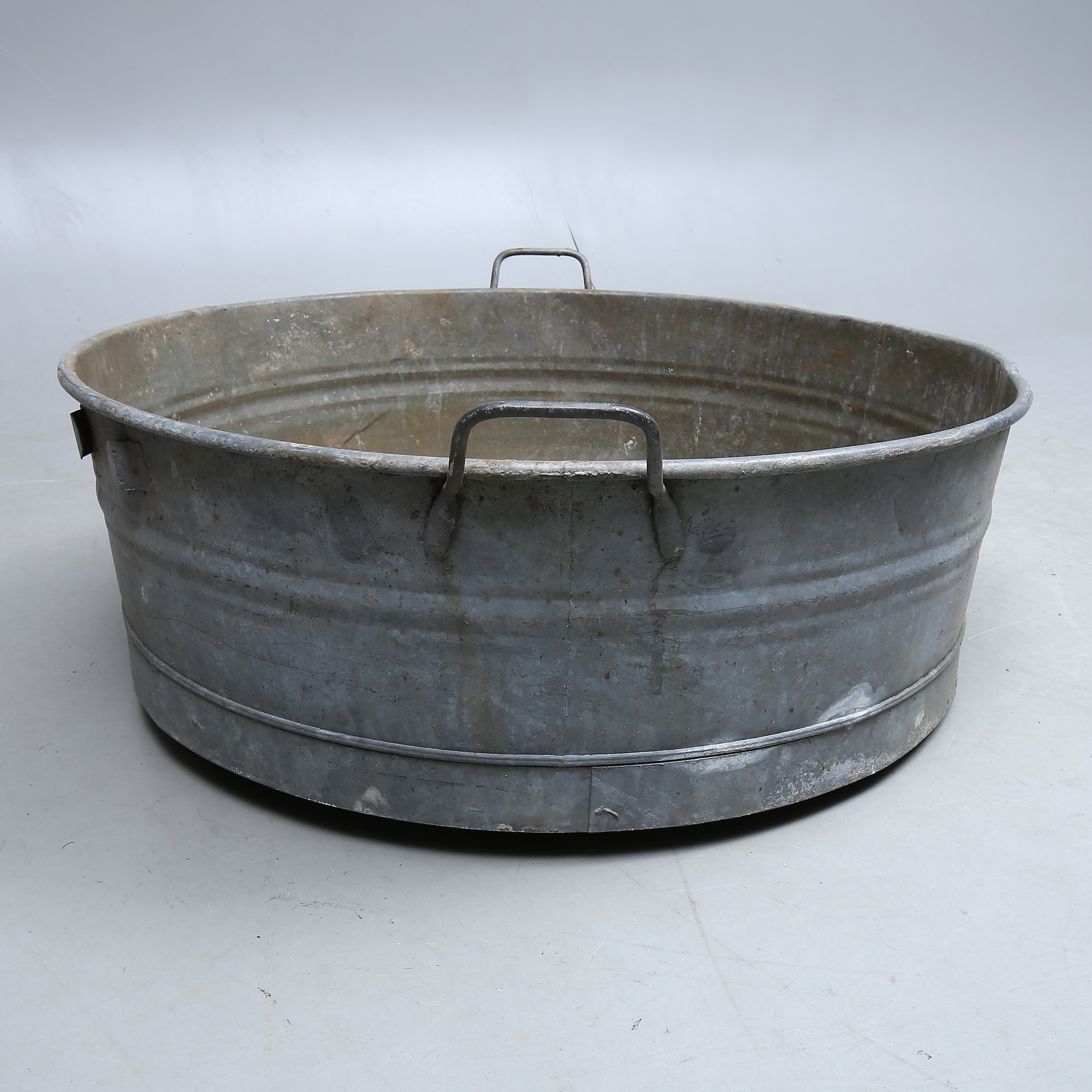 BALJA, zink, rund, 1900-tal. Trädgård & Byggnadsvård - Trädgårdsmöbler ...