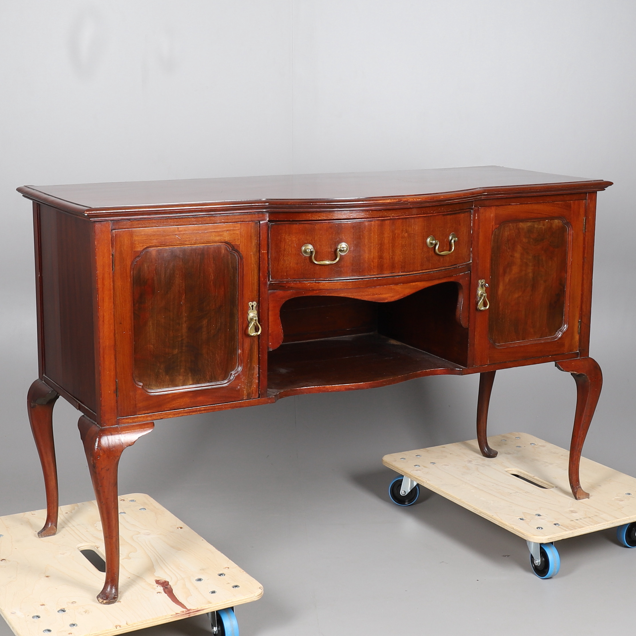 A REPRODUCTION MAHOGANY BOW FRONTED SIDEBOARD. | Barnebys