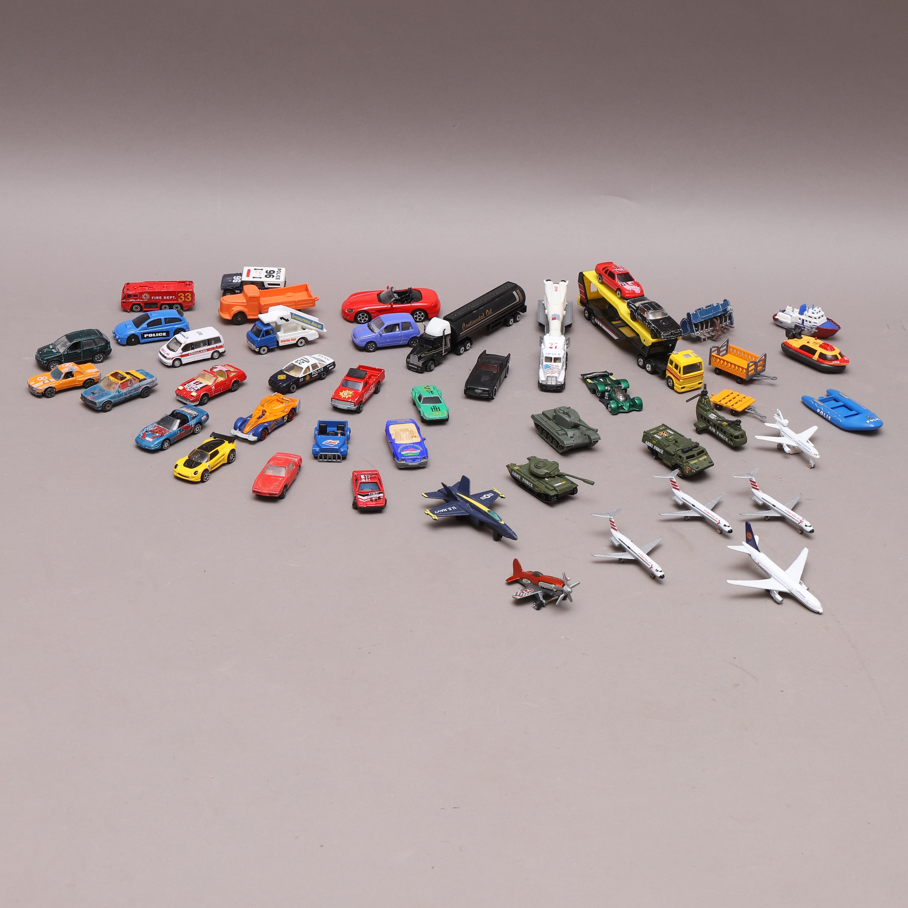 Bilder för 1695240. LEKSAKSBILAR & FLYGPLAN, 50 delar, plast & metall ...