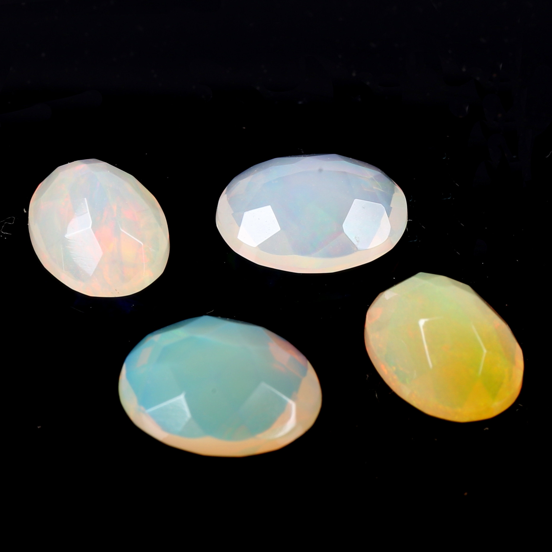 OPALER, 4 ct. Smycken & Ädelstenar - Ädelstenar - Auctionet