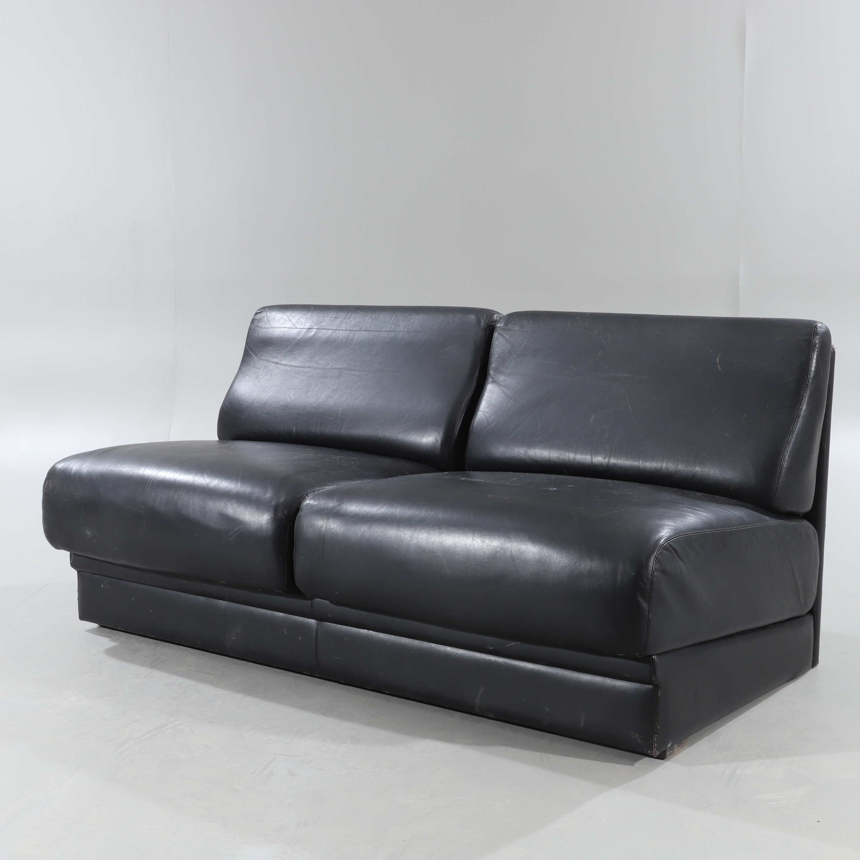 SOFFA, svart skinn, Dux. Möbler - Soffor & Sittgrupper - Auctionet