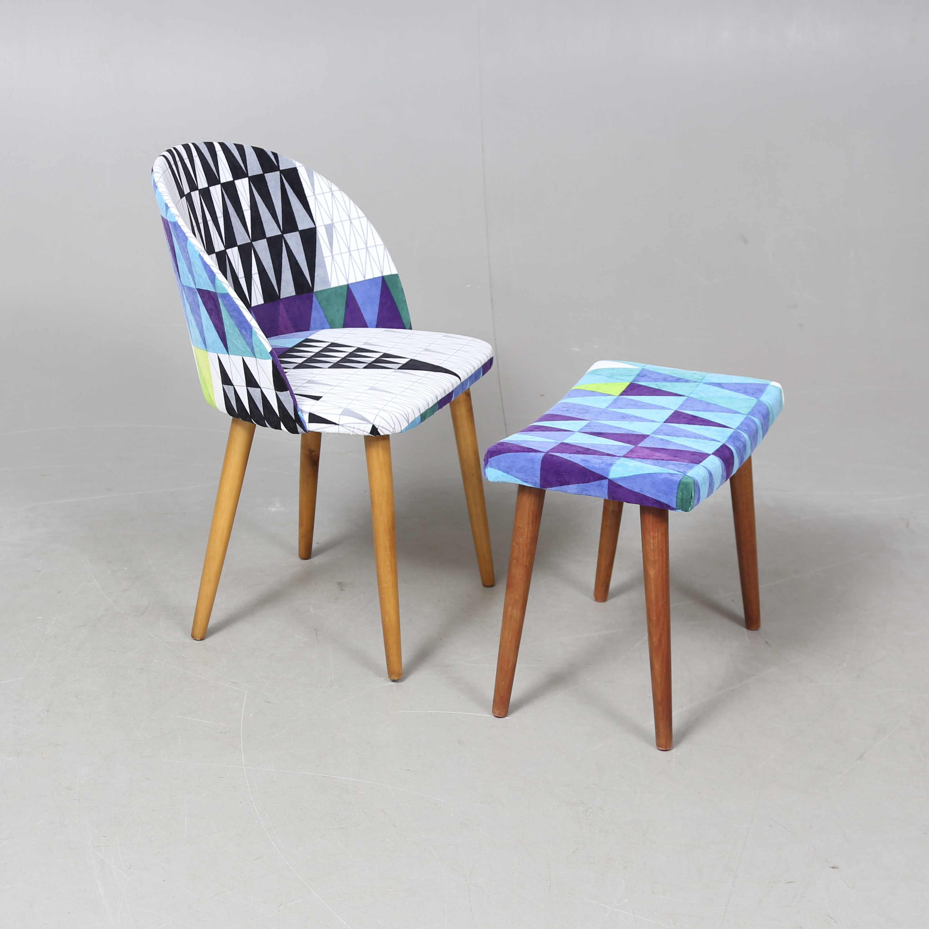 STOL samt PALL, 1940/1950-tal. Möbler - Fåtöljer & Stolar - Auctionet