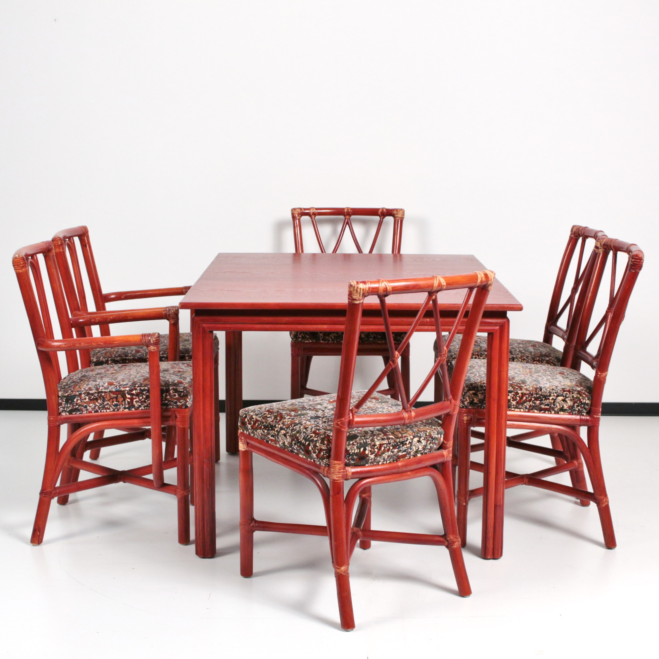 JOHN & ELINOR MCGUIRE. Matbordssats: sex stolar och matchande matbord ...