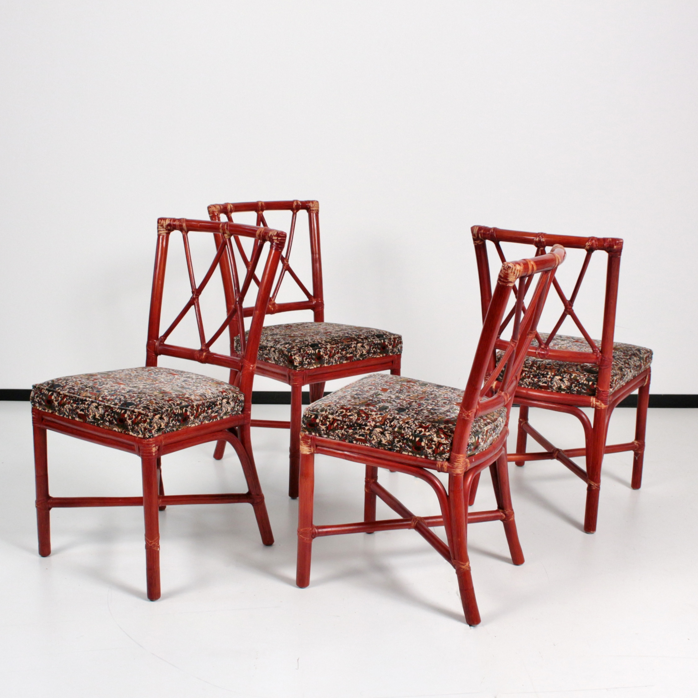 JOHN & ELINOR MCGUIRE. Matbordssats: sex stolar och matchande matbord ...