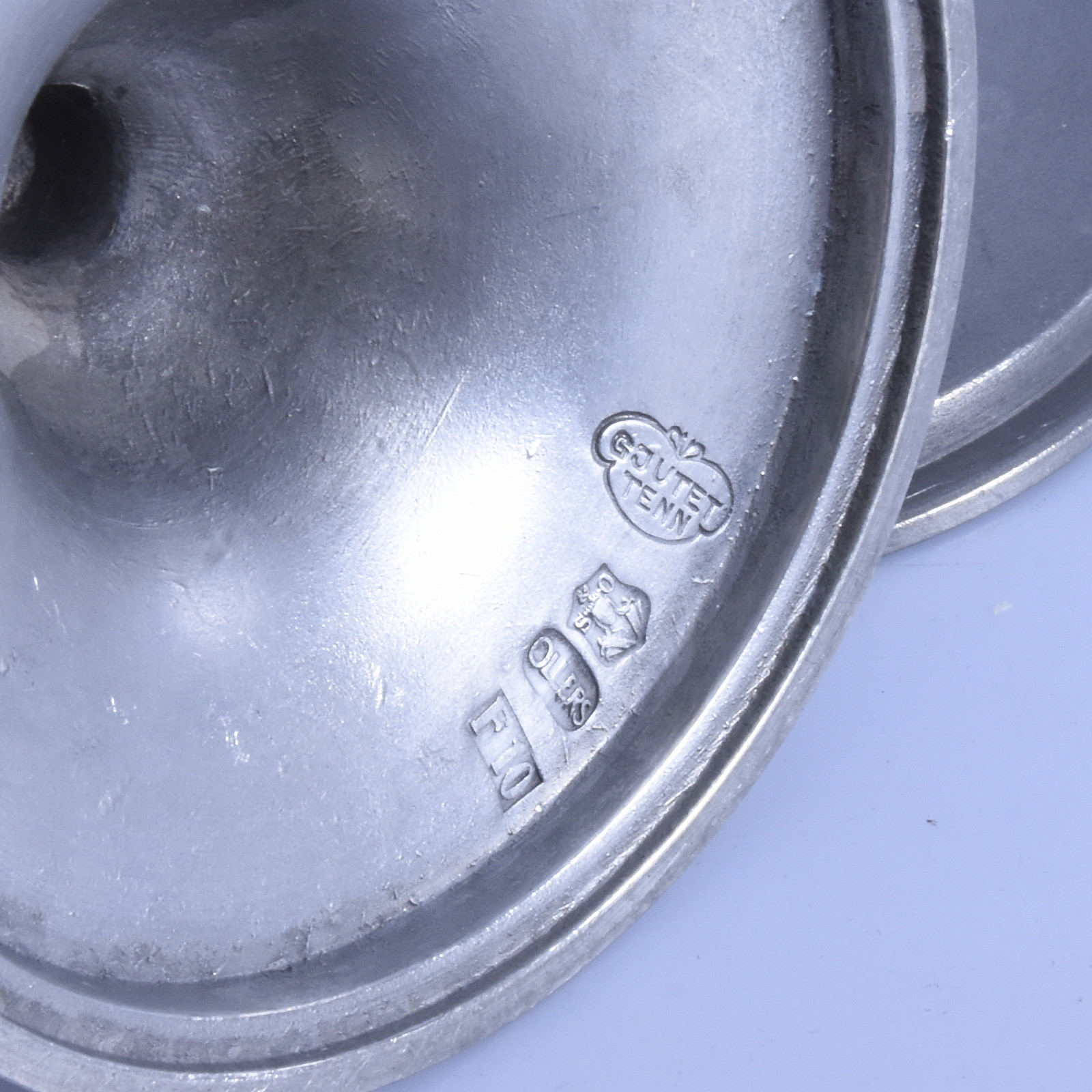 Bilder för 1737889. LJUSSTAKAR, ett par, tenn, Edvin Ollers. - Auctionet