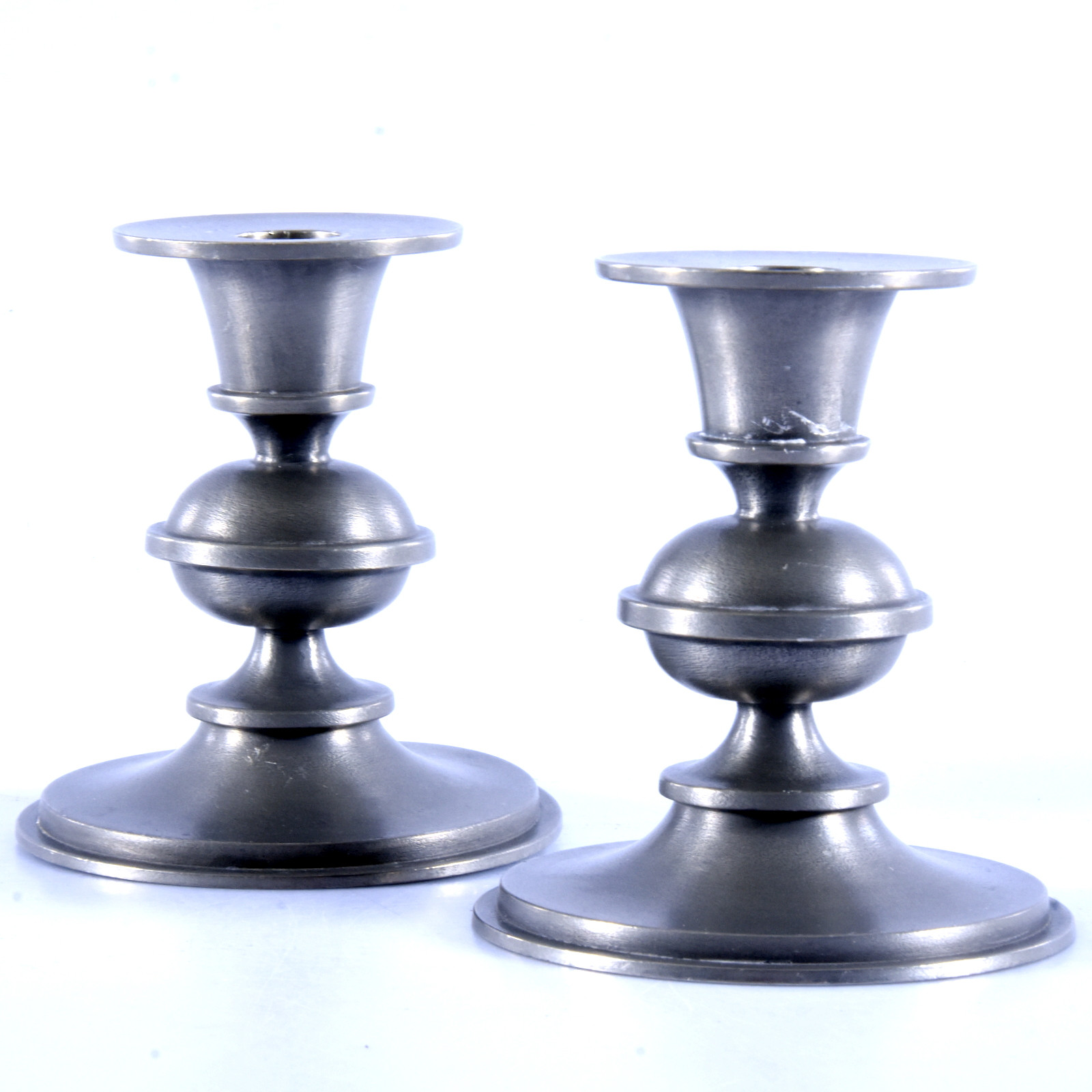 Bilder för 1737889. LJUSSTAKAR, ett par, tenn, Edvin Ollers. - Auctionet