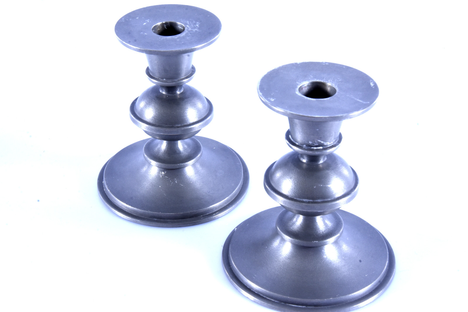 Bilder för 1737889. LJUSSTAKAR, ett par, tenn, Edvin Ollers. - Auctionet