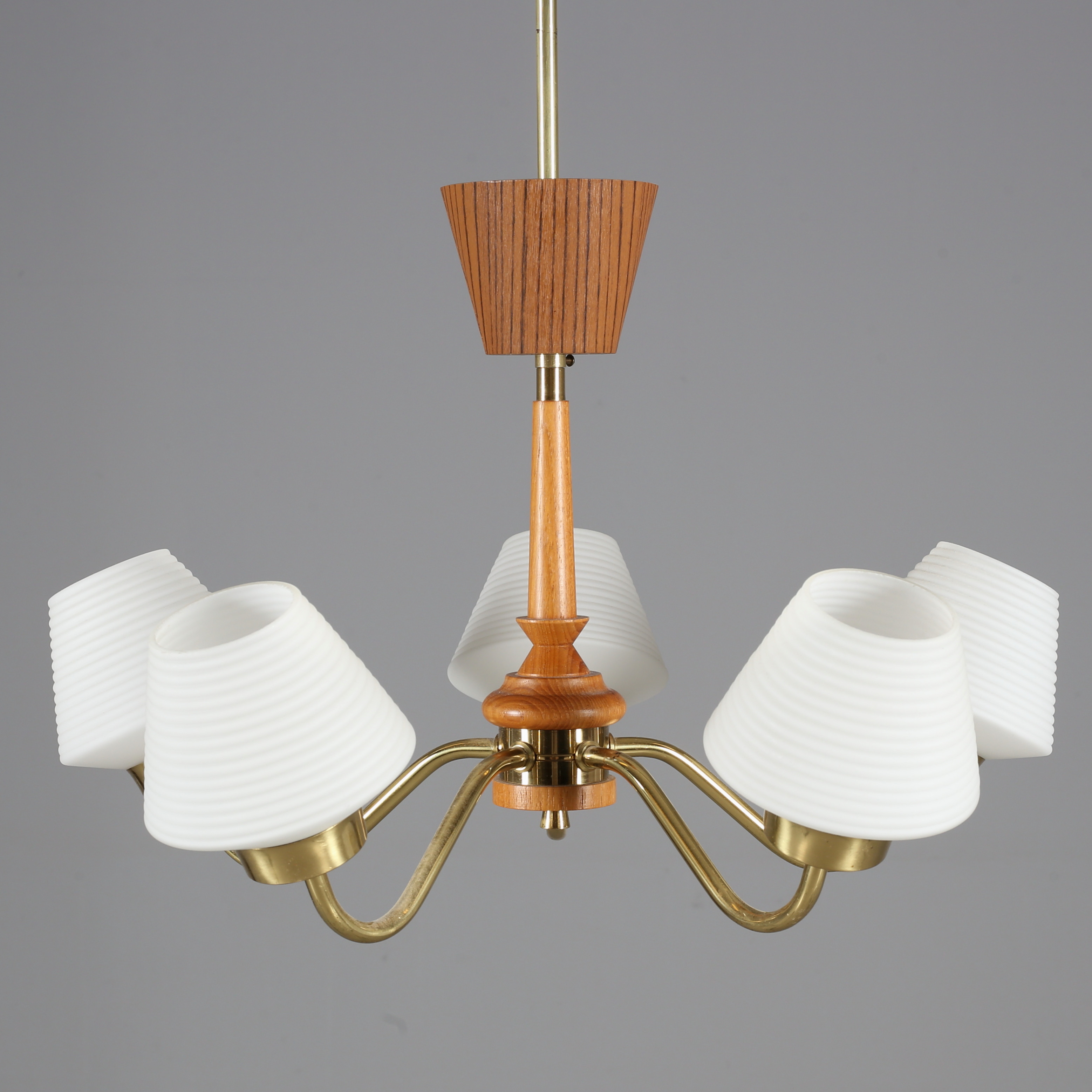 TAKLAMPA, mässing/trä, 5 ljuspunkter, 1900-talets andra hälft ...