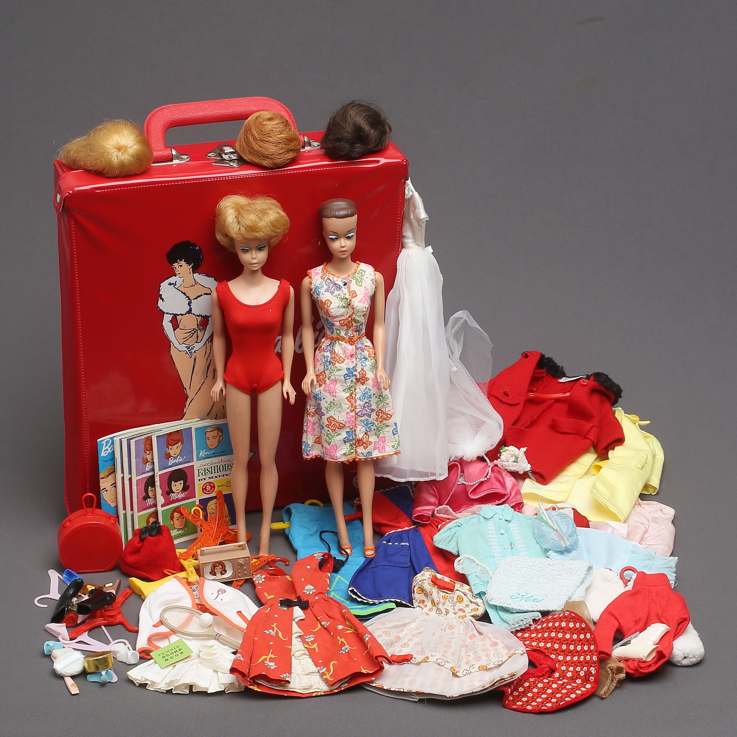 MATTEL INC, 2 dockor "Barbie" samt väska och kläder, 1960-tal. | Barnebys
