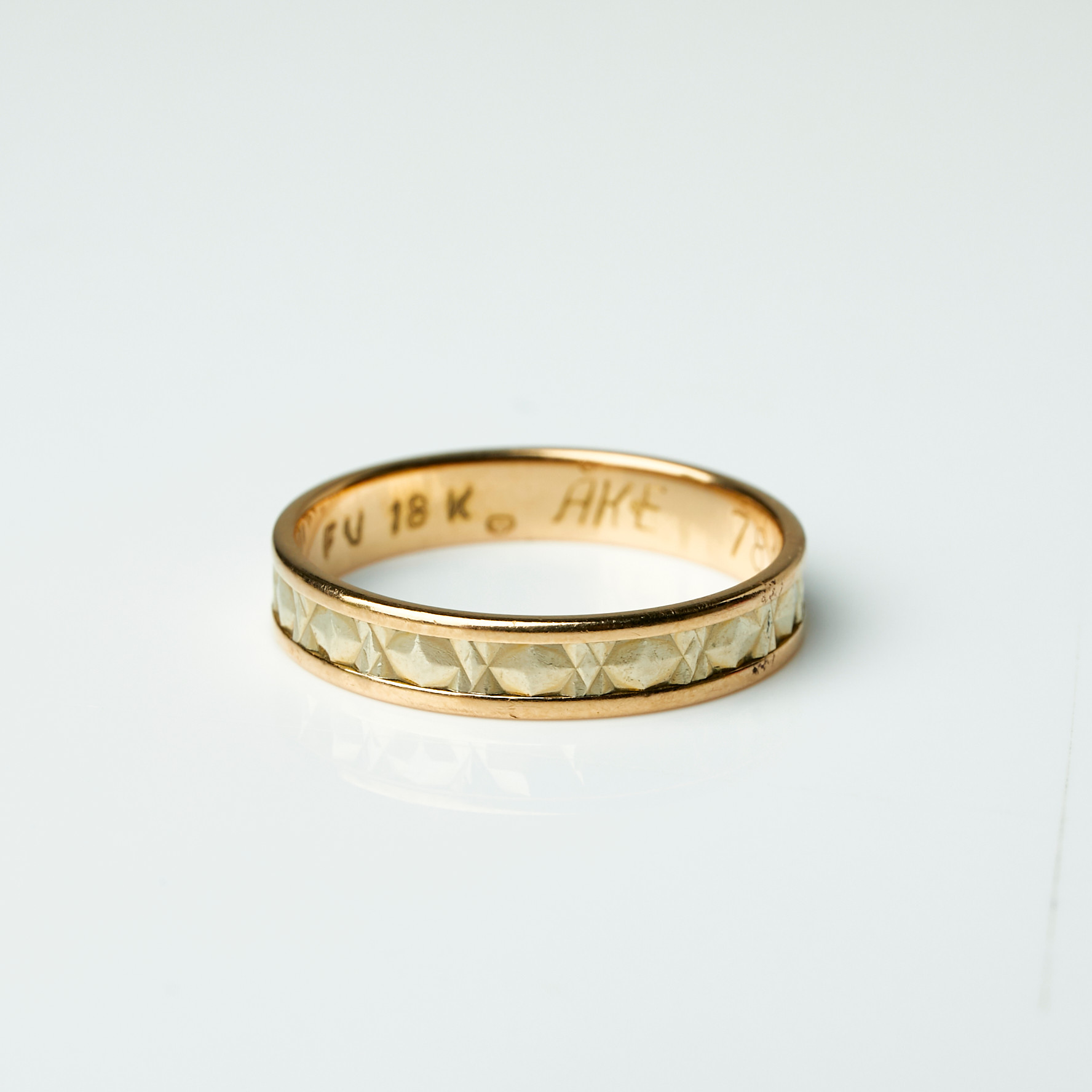 RING, rött och vitt guld, 18k. Smycken & Ädelstenar - Ringar - Auctionet
