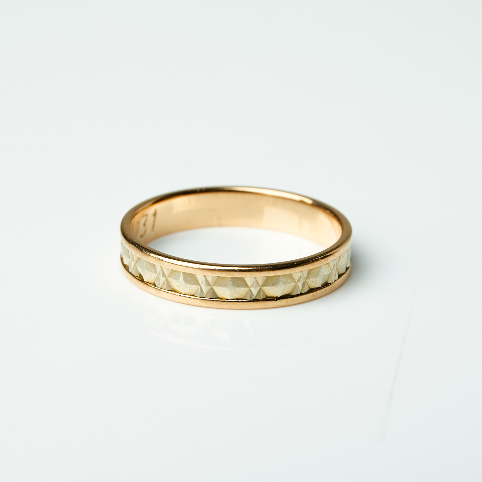 RING, rött och vitt guld, 18k. Smycken & Ädelstenar - Ringar - Auctionet