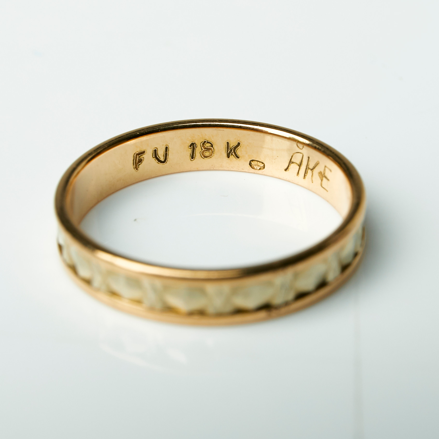 RING, rött och vitt guld, 18k. Smycken & Ädelstenar - Ringar - Auctionet