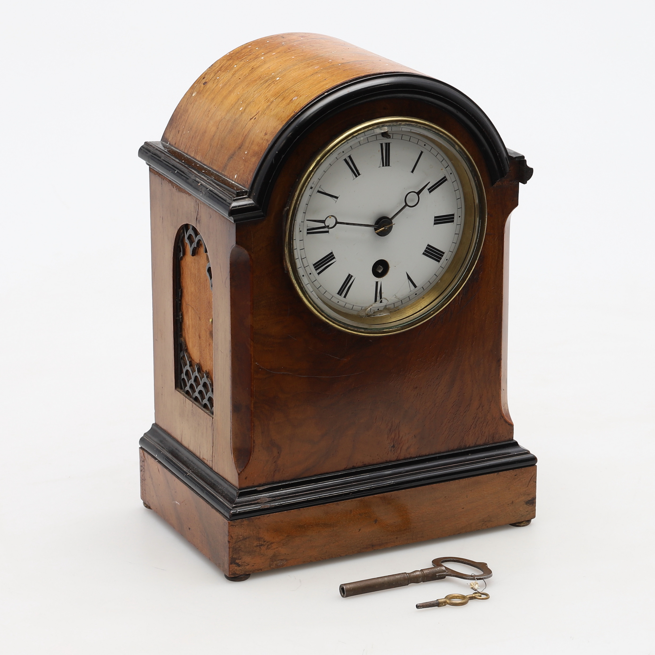 A VICTORIAN WALNUT CASED MANTLE CLOCK. | Barnebys