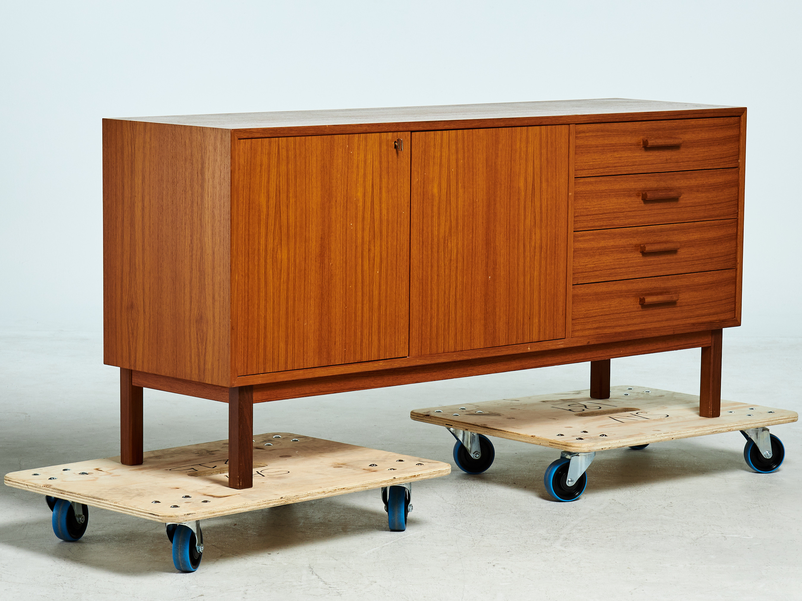 Bilder zu 1888694. SIDEBOARD, 50er/60er Jahre, Teak furniert, Türen mit ...