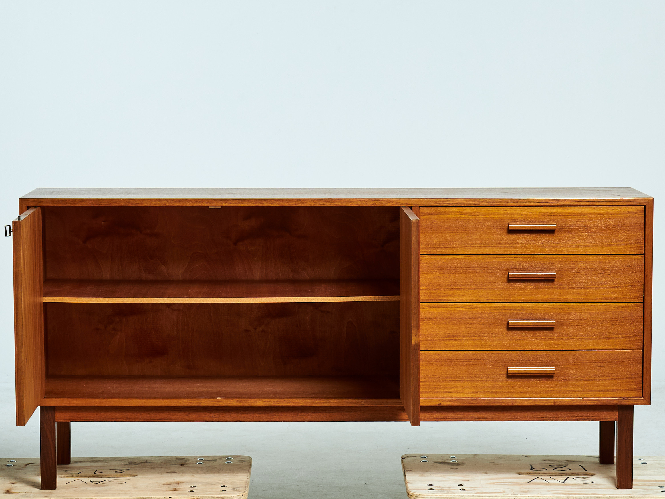 Bilder zu 1888694. SIDEBOARD, 50er/60er Jahre, Teak furniert, Türen mit ...