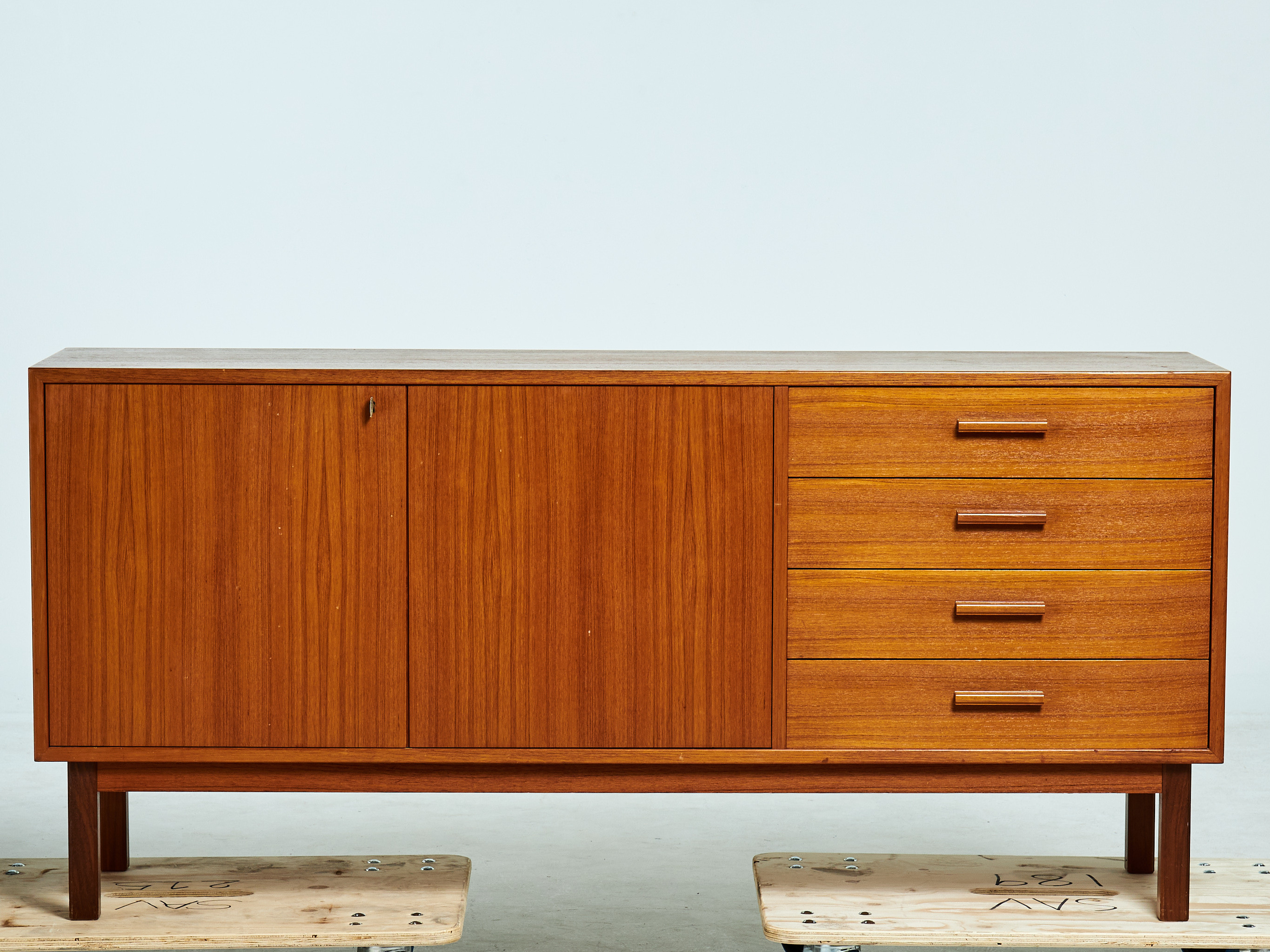 Bilder zu 1888694. SIDEBOARD, 50er/60er Jahre, Teak furniert, Türen mit ...