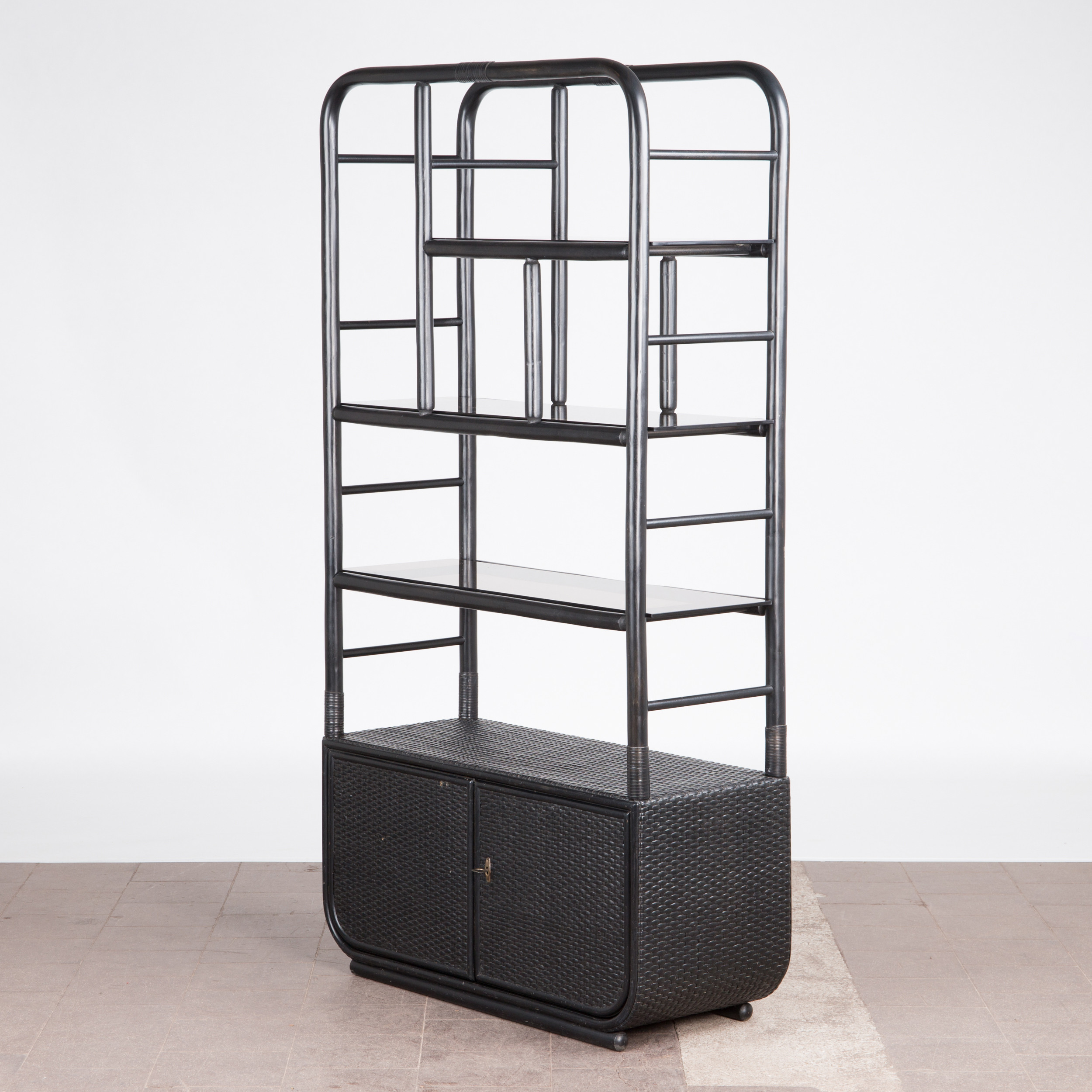 Freistehendes Regal, Holz, Rauchglas, Italien, 1980er Jahre. Möbel ...