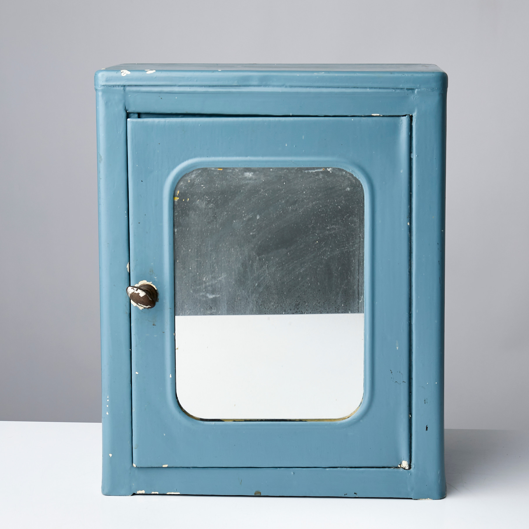 Bilder för 1913863. BADRUMSSKÅP, 1930-tal, lackerad plåt, dörr med ...