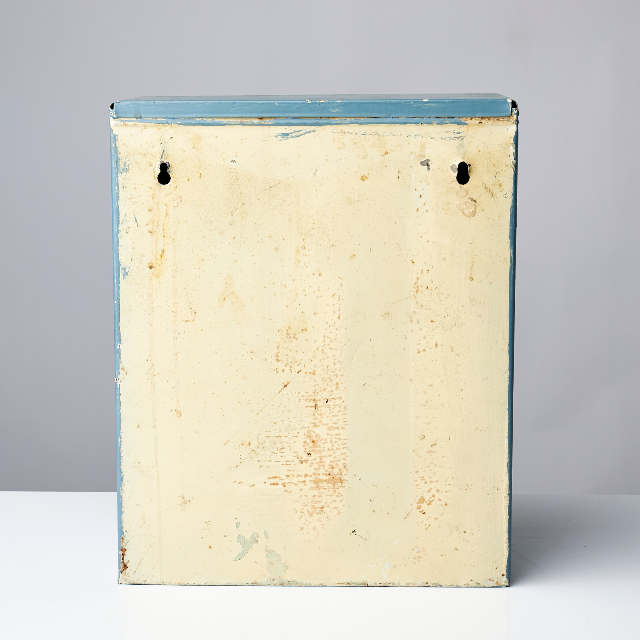 Bilder för 1913863. BADRUMSSKÅP, 1930-tal, lackerad plåt, dörr med ...