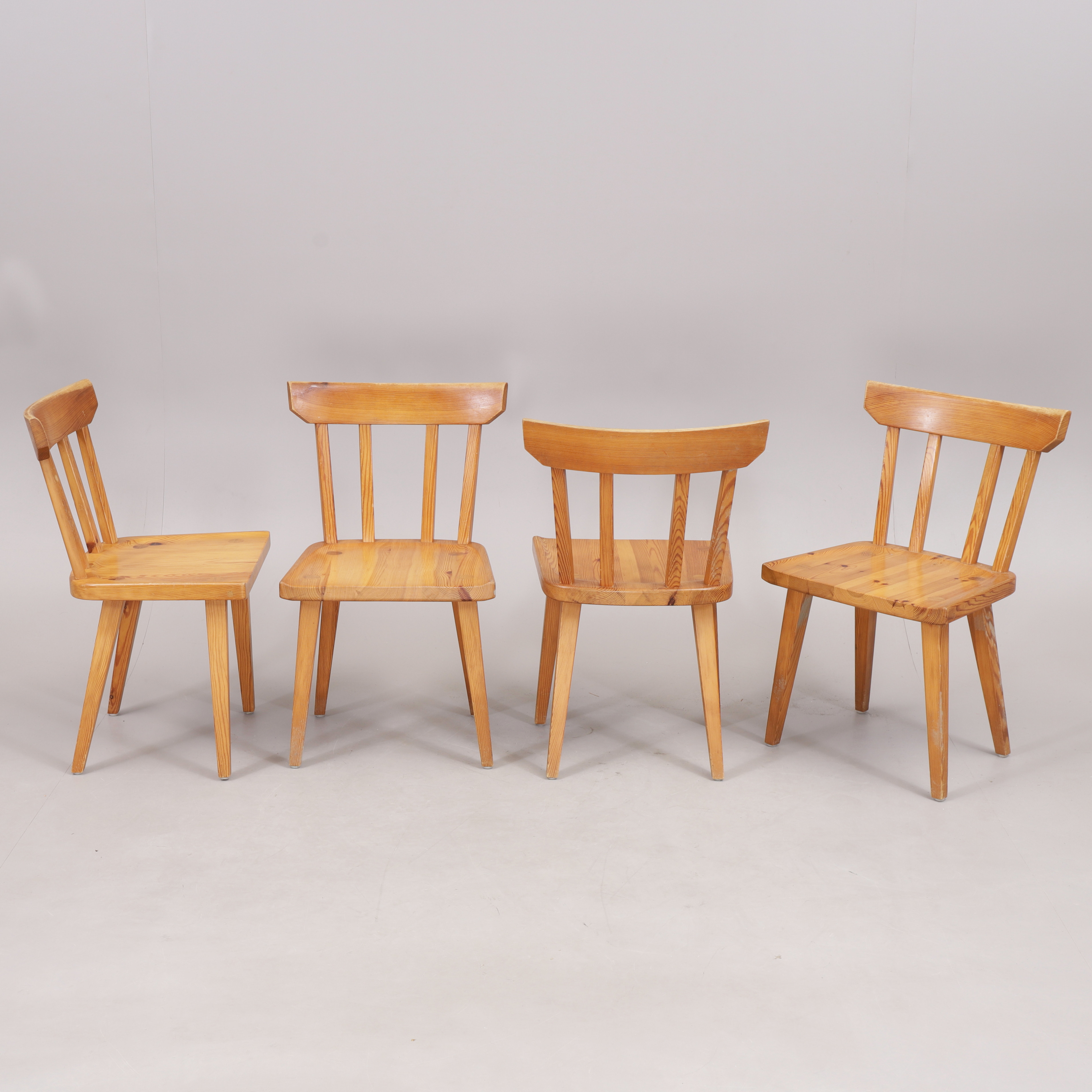 STOLAR, 4 st, furu, 1960/70-tal. Möbler - Fåtöljer & Stolar - Auctionet