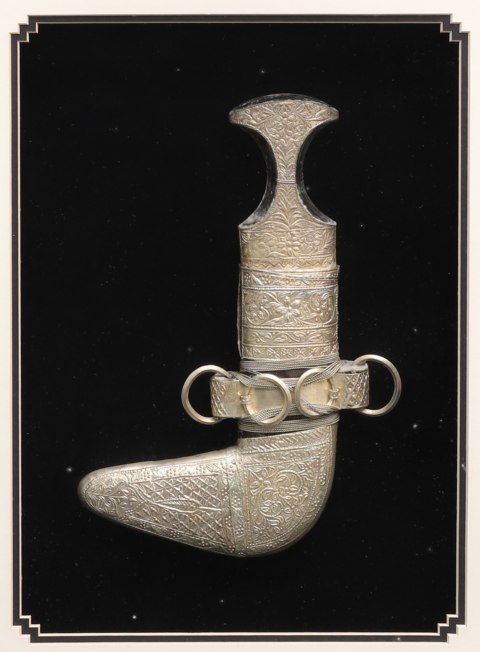 Images for 1938404. AN EMIRATI WHITE METAL DAGGER AND SHEATH. - Auctionet