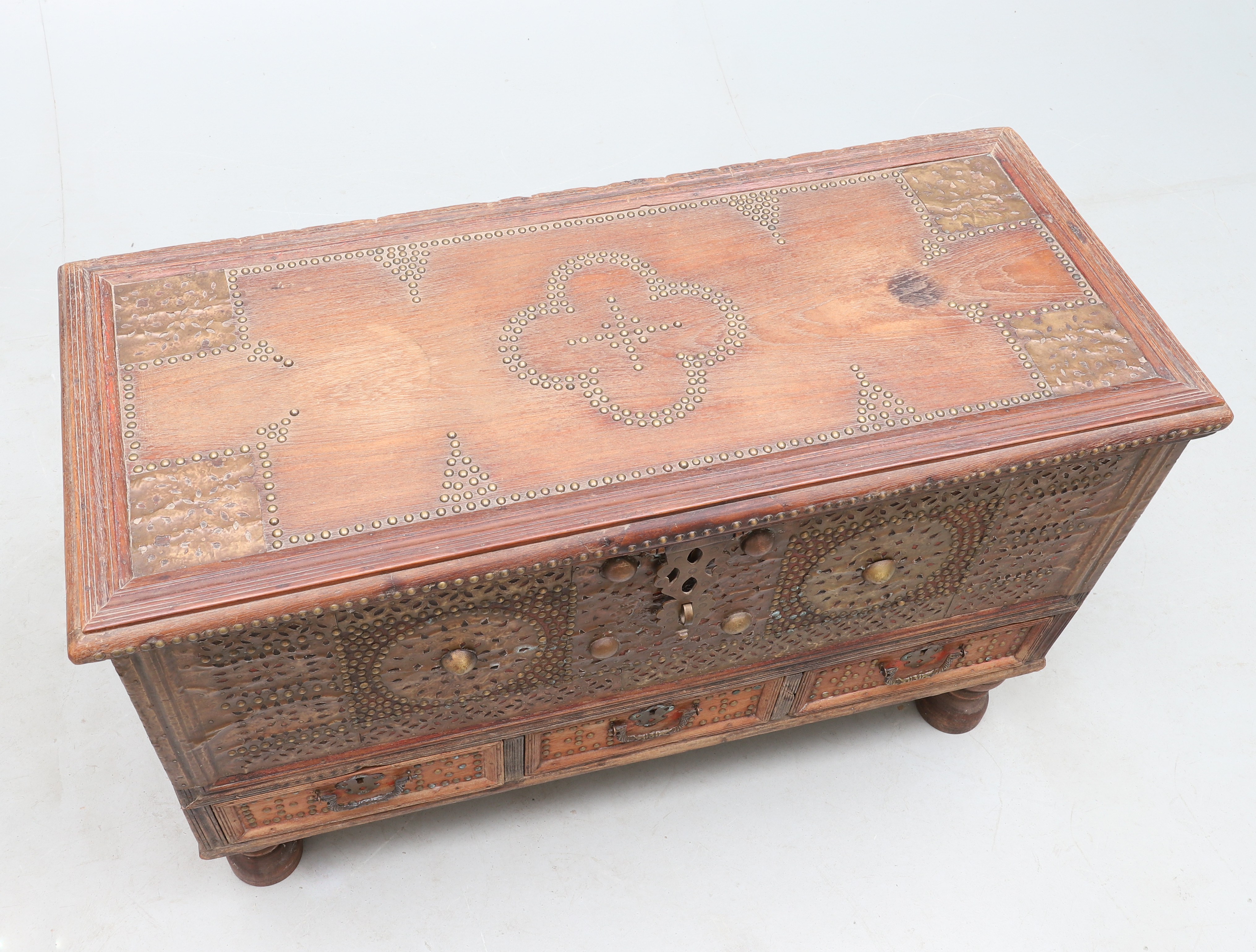 Bilder zu 1942020. EINE ARABISCHE TEAK-HOCHZEITSTRUHE ODER 'MANDOOS ...