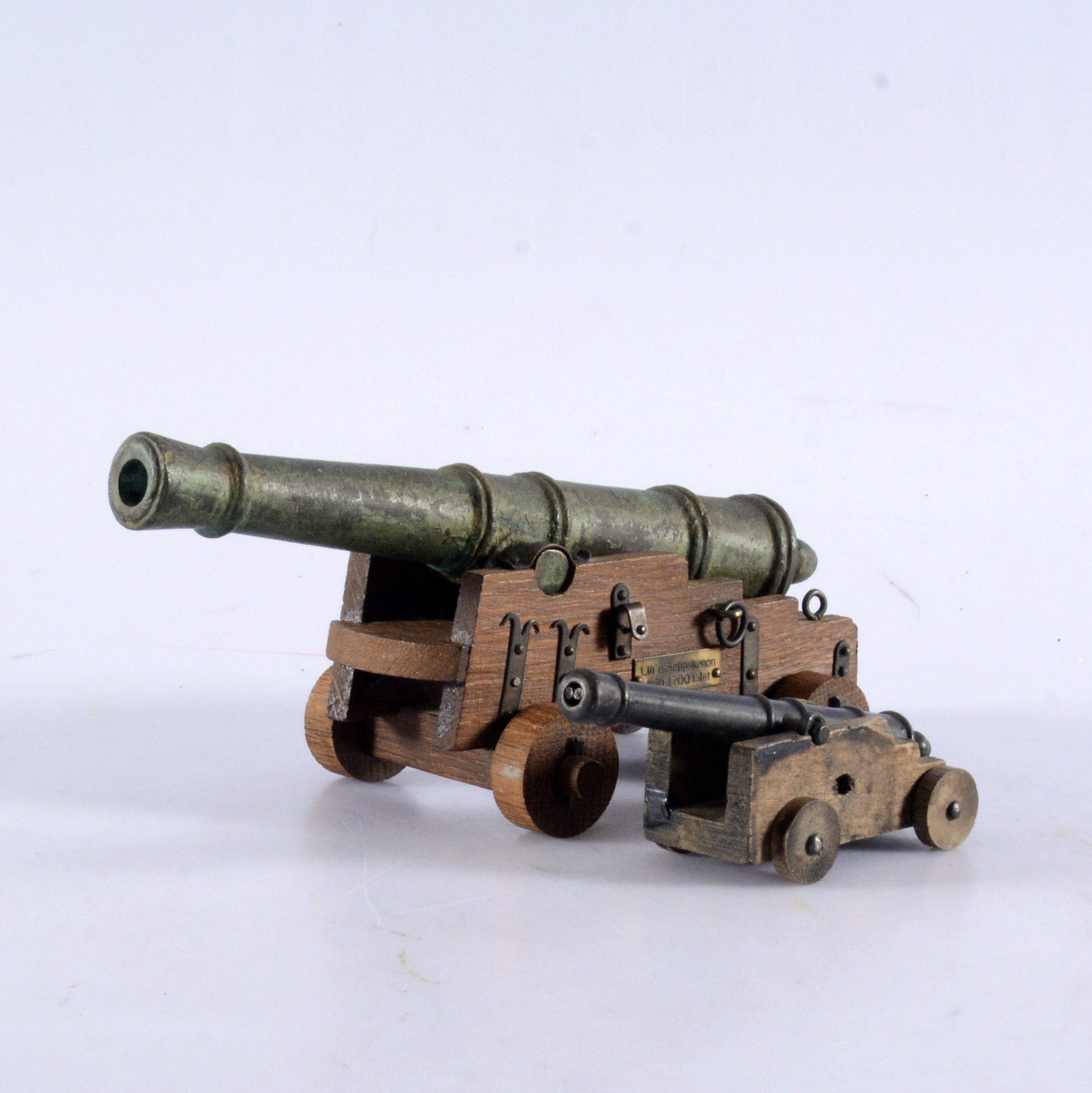 Images for 1942195. MINIATURE CANNONS, 2 pieces, brass/wood. - Auctionet