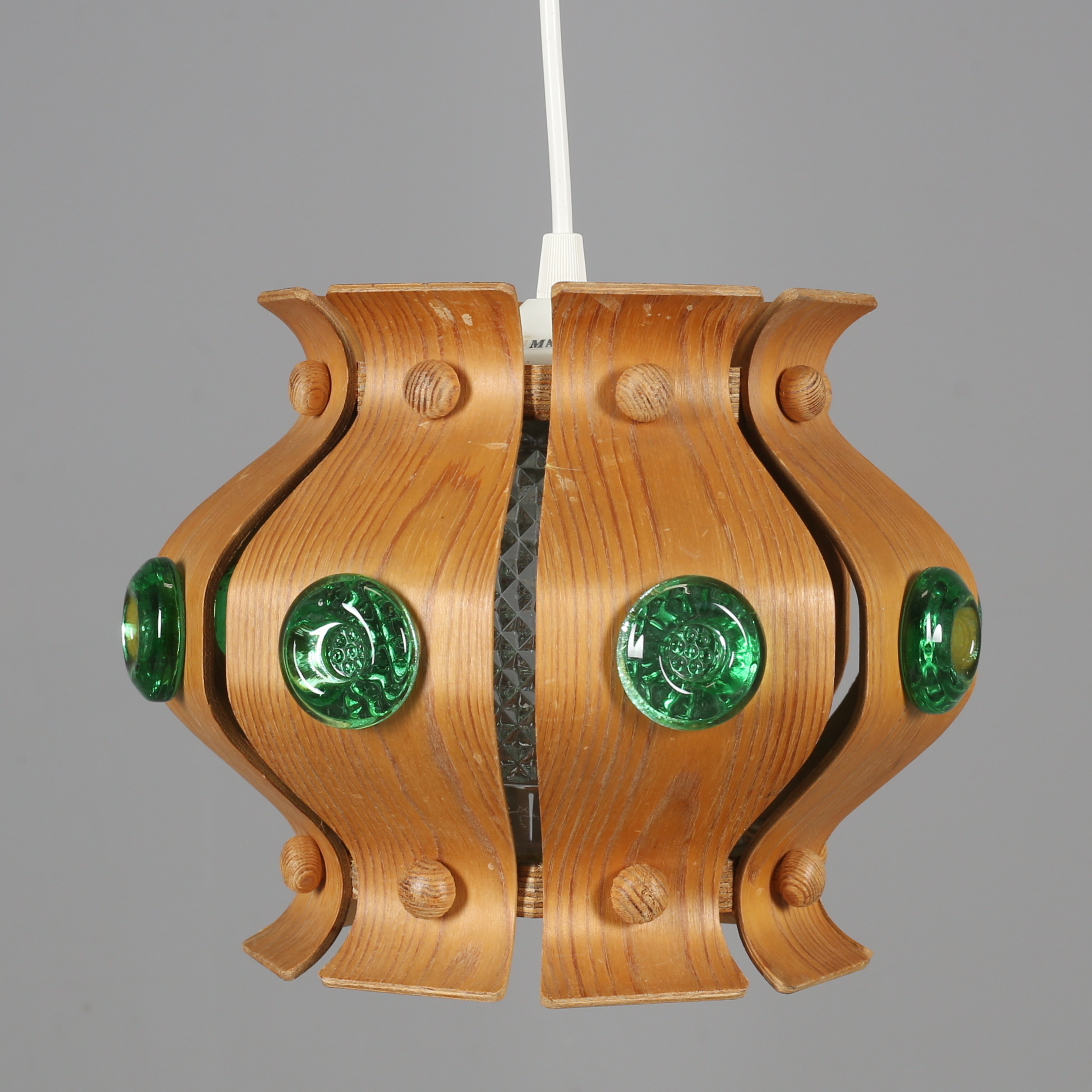 TAKLAMPA, trä/glas, 1950/60-tal. Belysning & Lampor - Taklampor - Auctionet