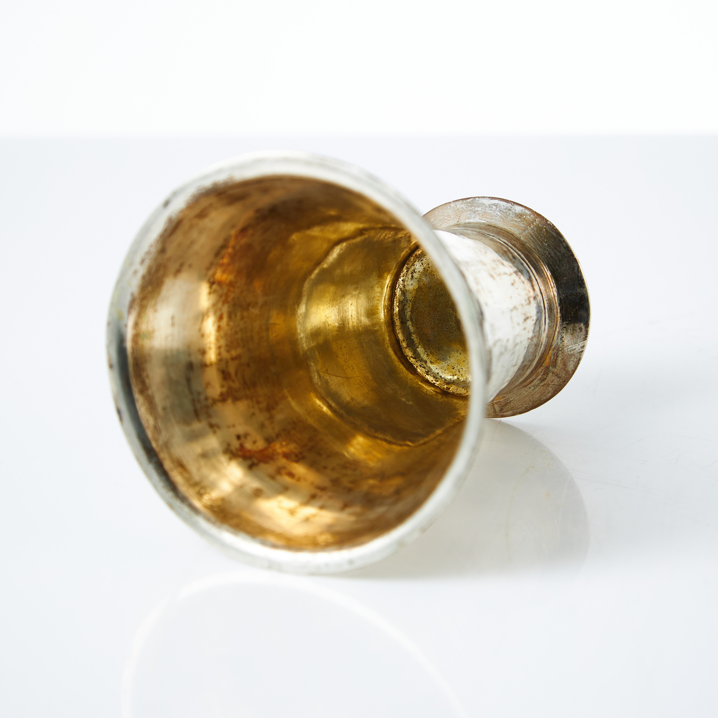 2001220. KUPI, hopeaa, sisältä kultauksen jälkiä, kaiverrettu koriste ...