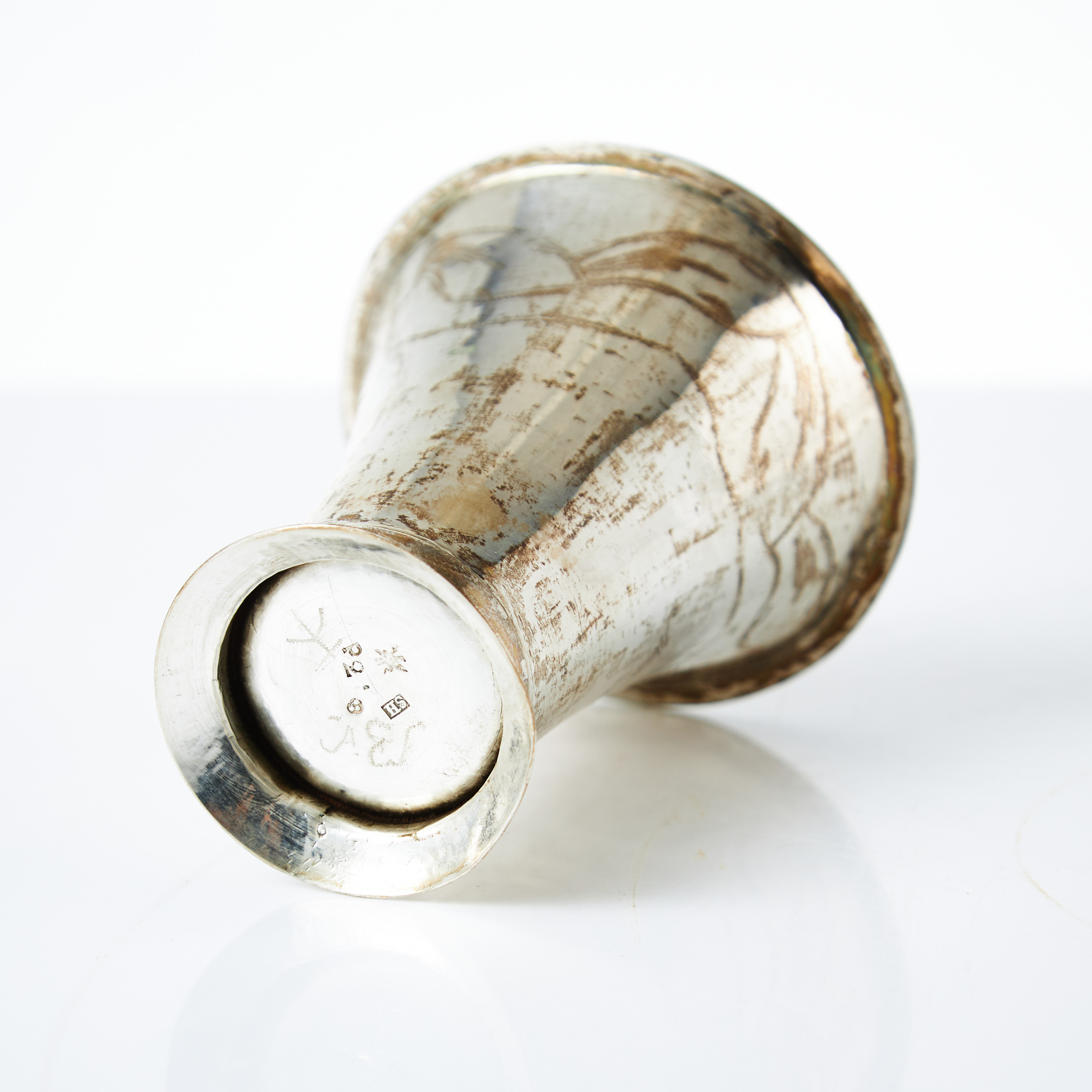 2001220. KUPI, hopeaa, sisältä kultauksen jälkiä, kaiverrettu koriste ...