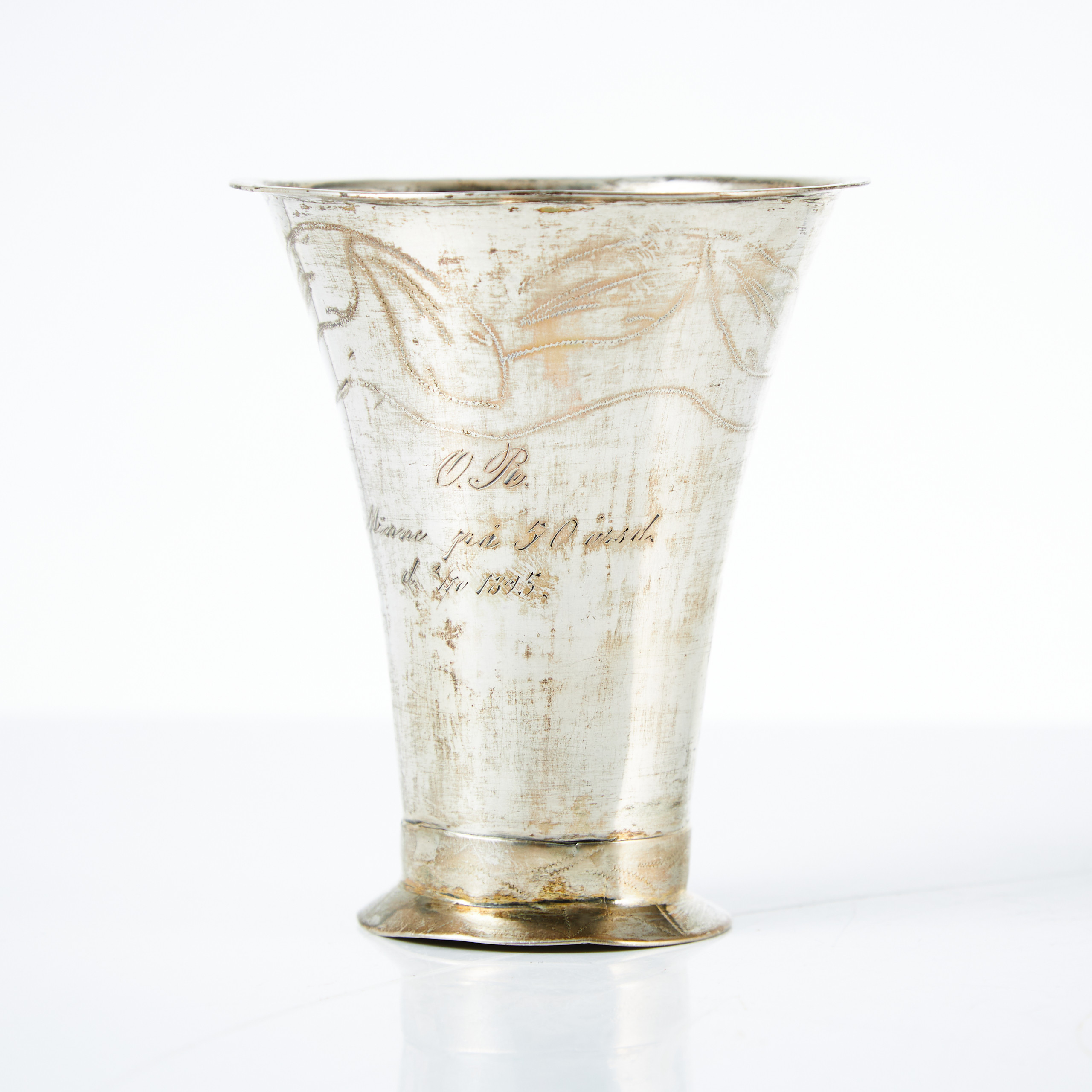 2001220. KUPI, hopeaa, sisältä kultauksen jälkiä, kaiverrettu koriste ...